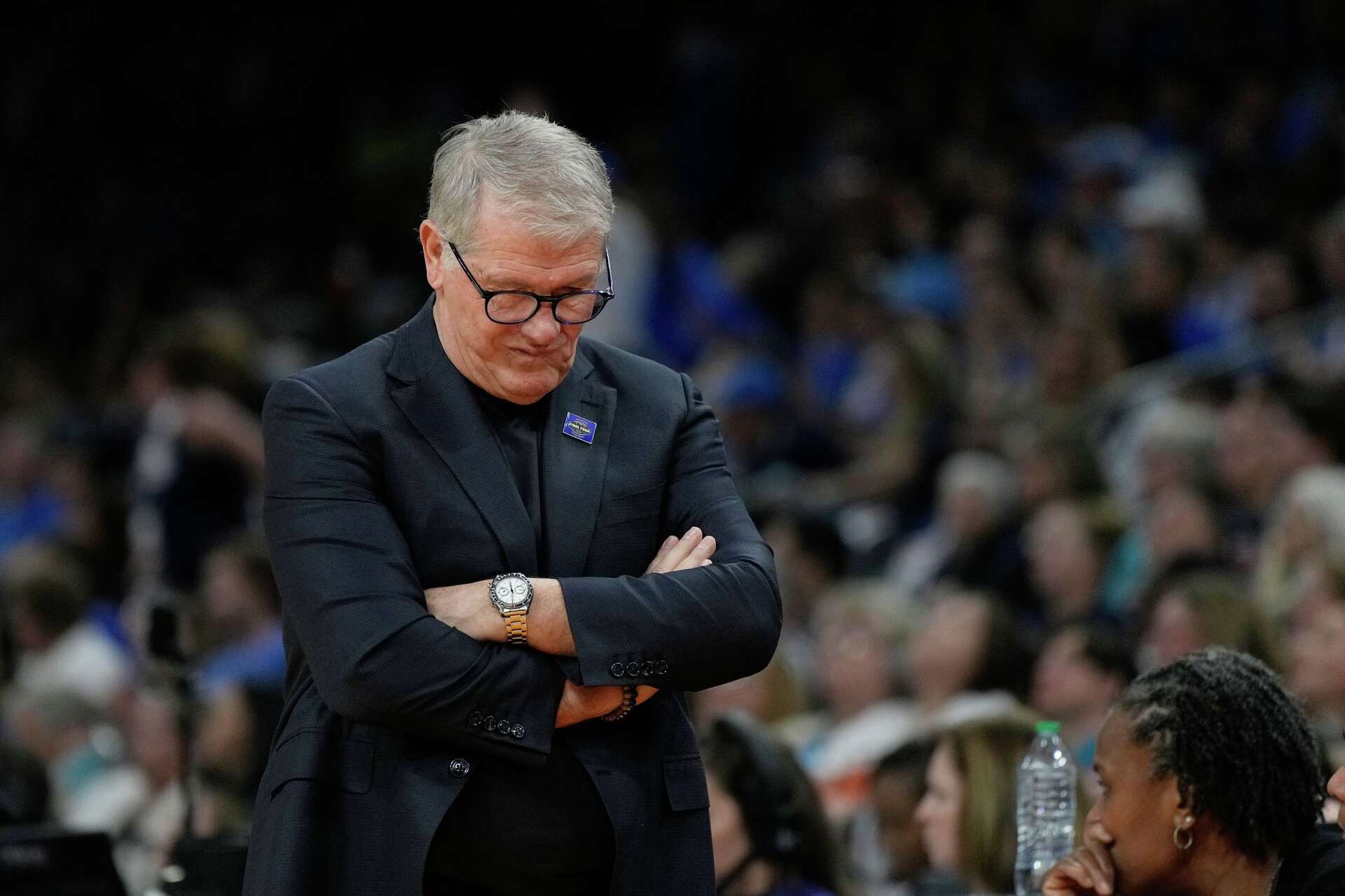 Geno Auriemma apologizes for tense exchange with Dawn Staley after ...