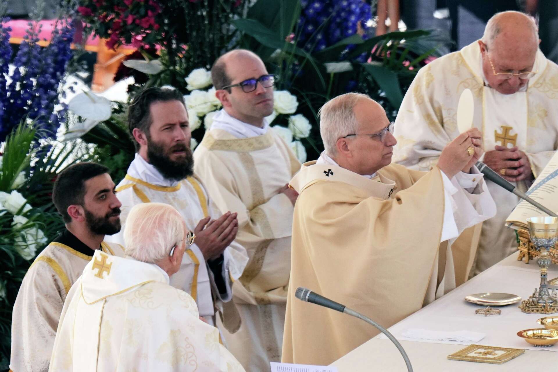 Photos show Pope Leo's first Easter Mass as pontiff