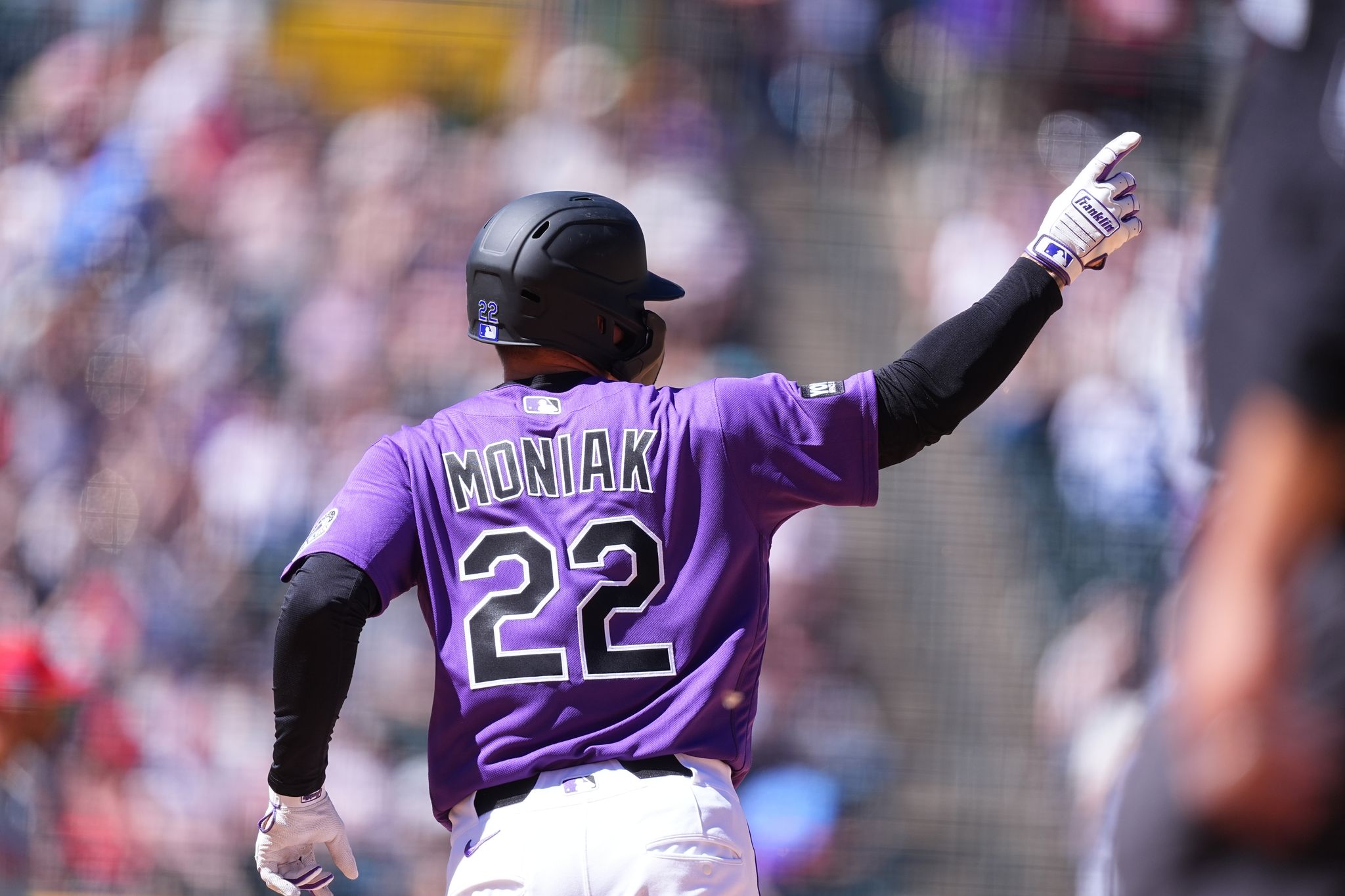 Mickey Moniak pega 2 jonrones y Rockies vencen 4-1 a Filis