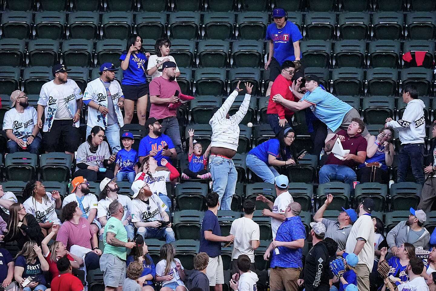 Rangers find rhythm, begin difficult week with win vs. Mariners