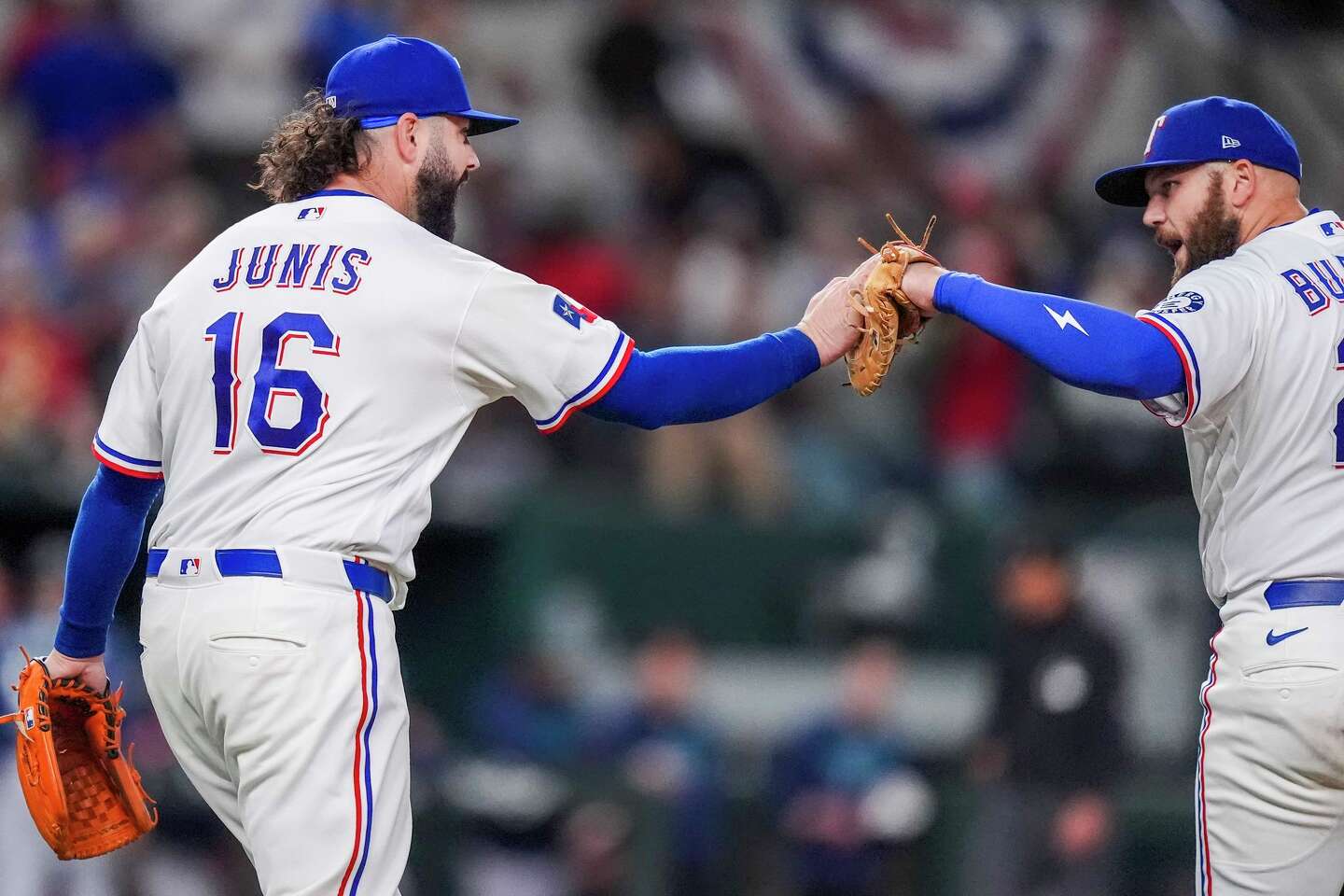 Rangers find rhythm, begin difficult week with win vs. Mariners