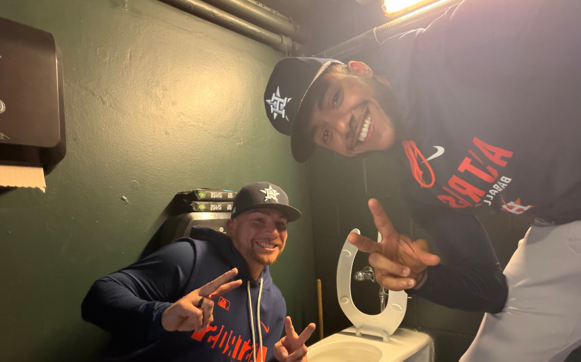 Jeremy Peña, Christian Vázquez troll Astros reporter with phone stunt
