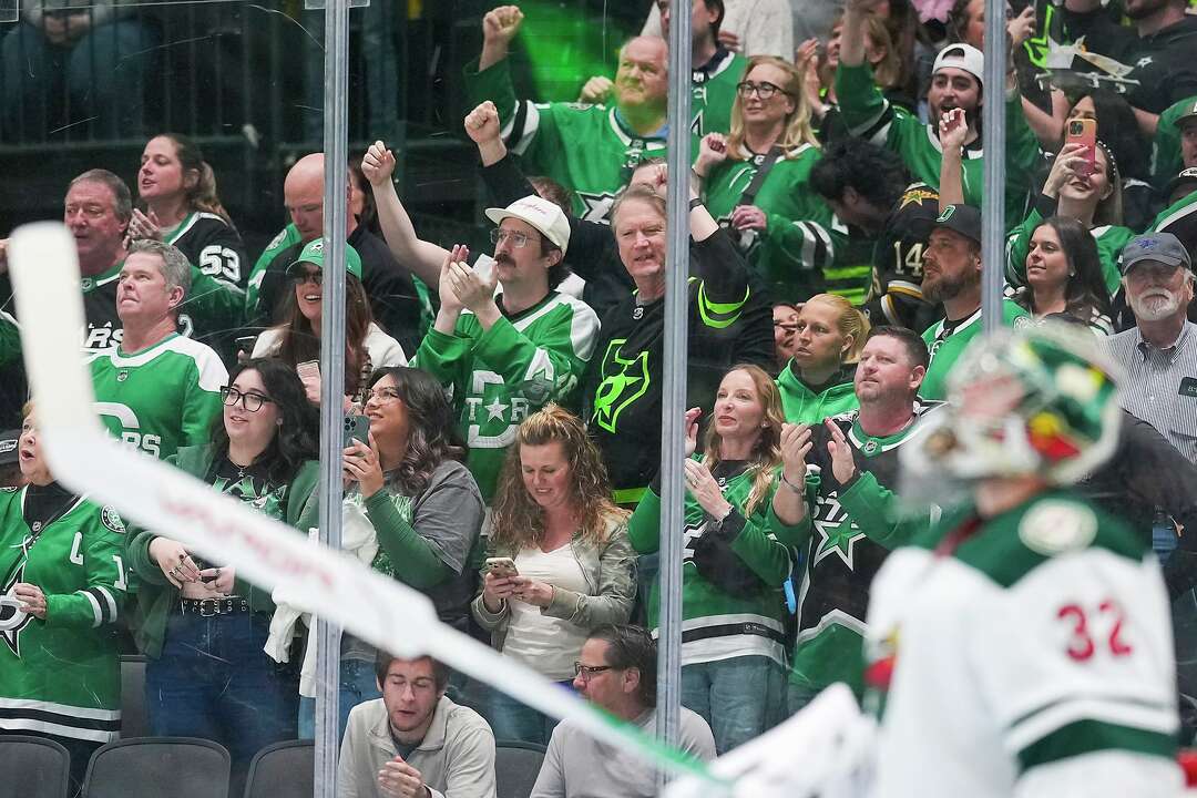Stars sit in comfortable position after playoff-atmosphere win