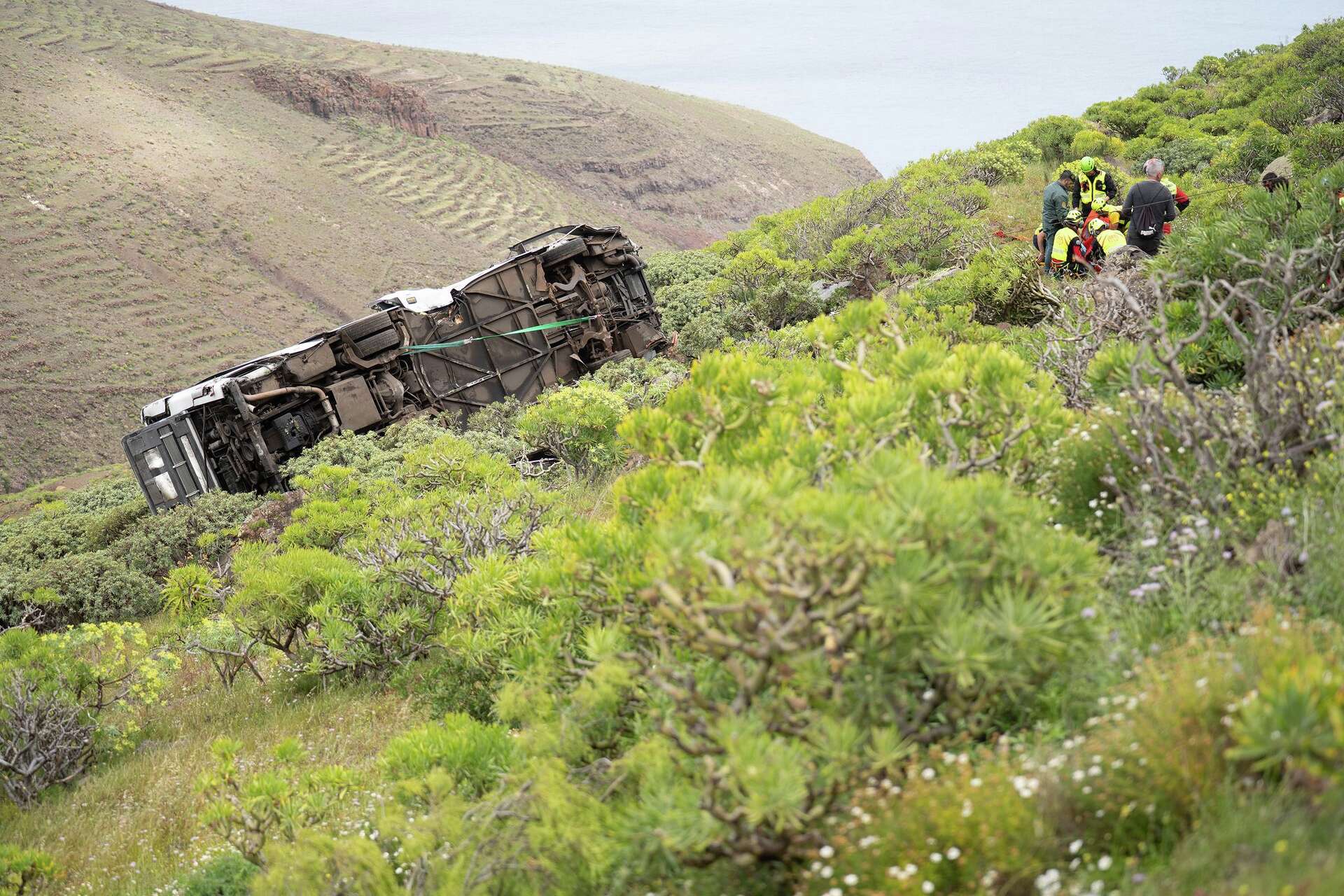 1 killed, 27 injured as tourist bus plunges into a ravine in Spain’s ...