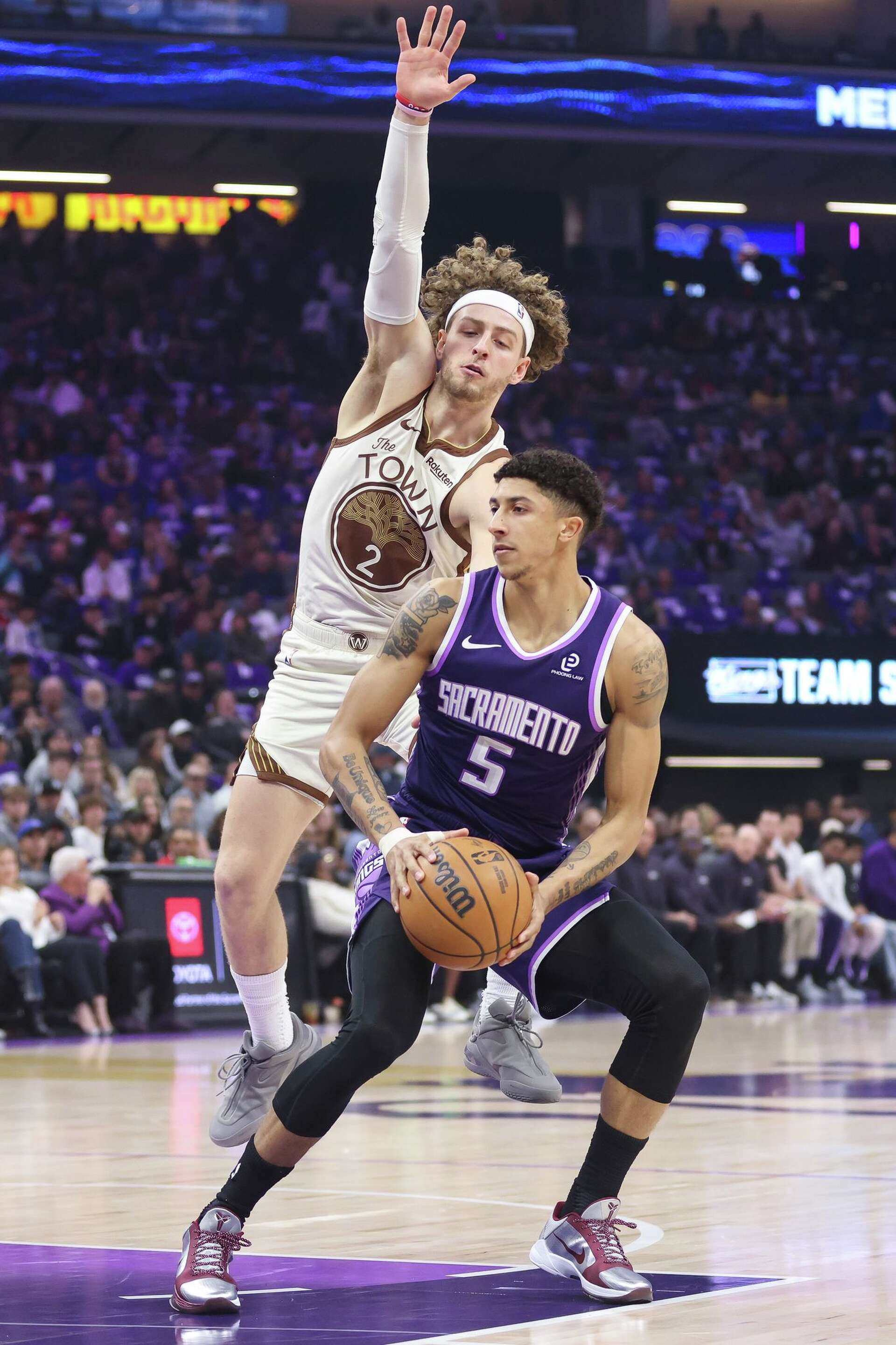Warriors' Steph Curry has injury scare in loss to Kings