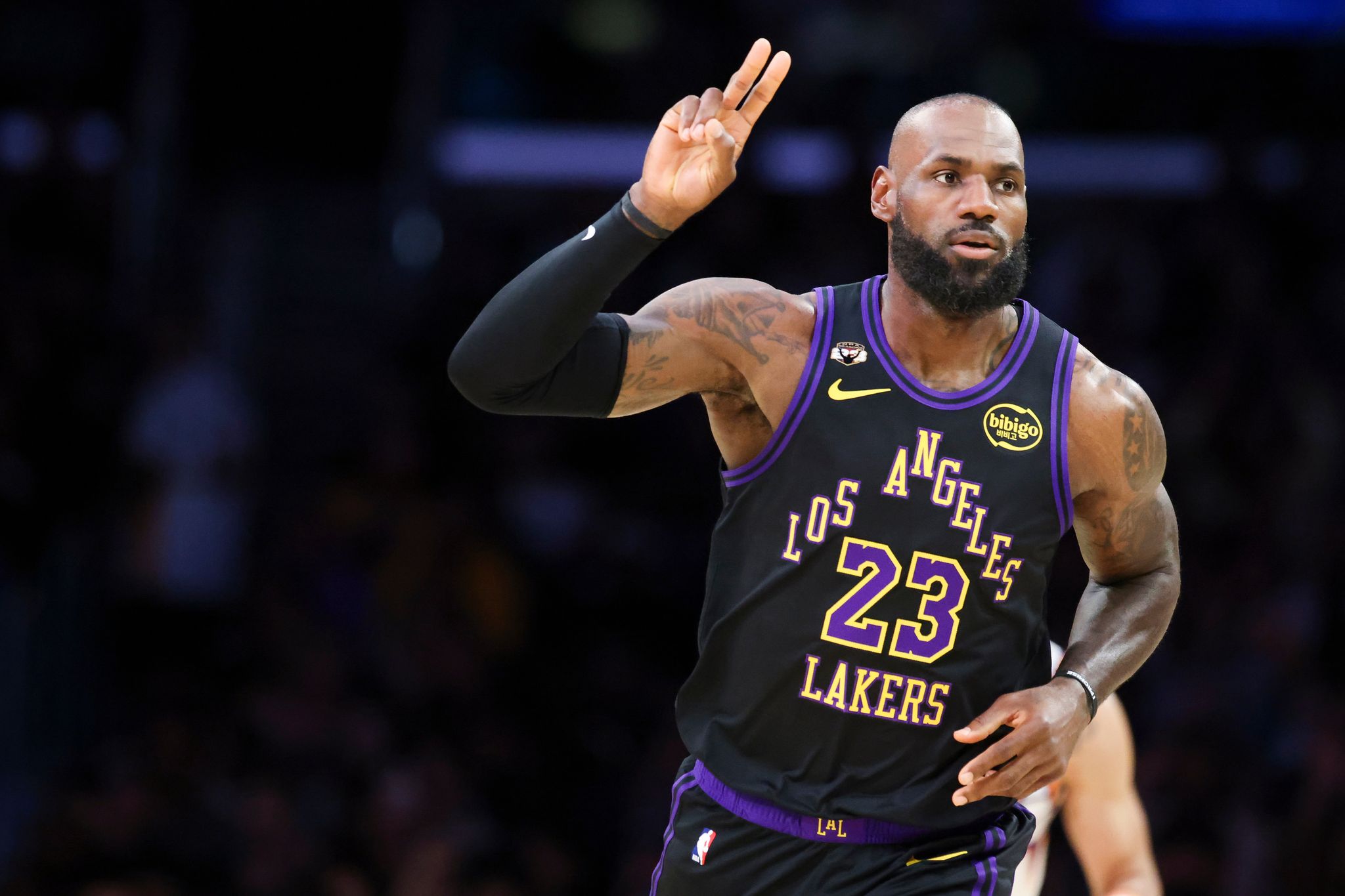 LeBron James scores 28, leads Lakers past Suns 101-73 to clinch home ...