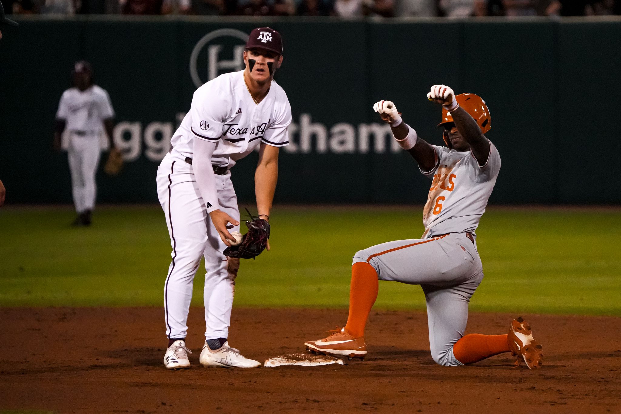 Texas baseball vs Texas A&M: Replay, highlights from Game 2 Saturday