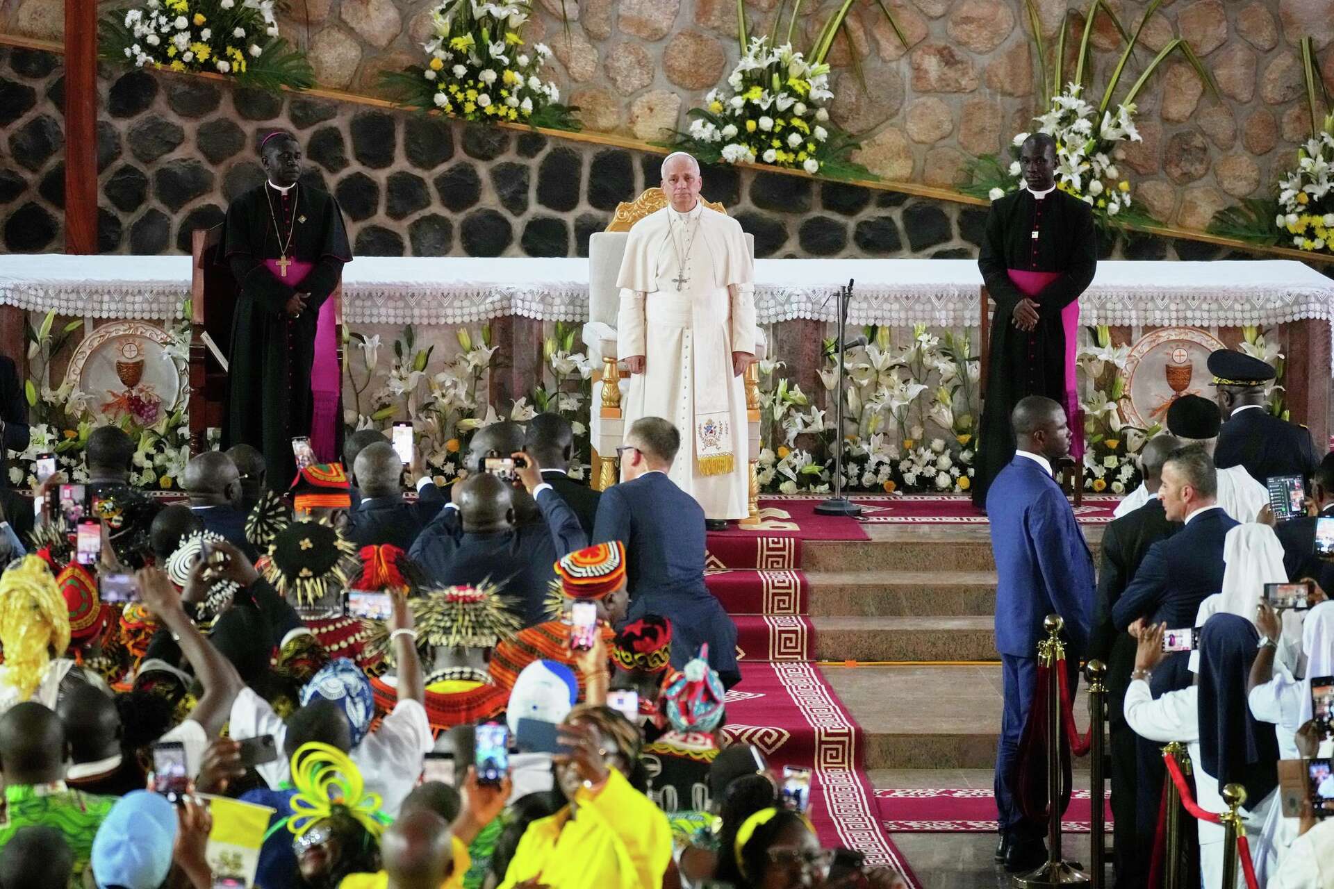El papa arremete en Camerún contra los “tiranos” que devastan la Tierra ...