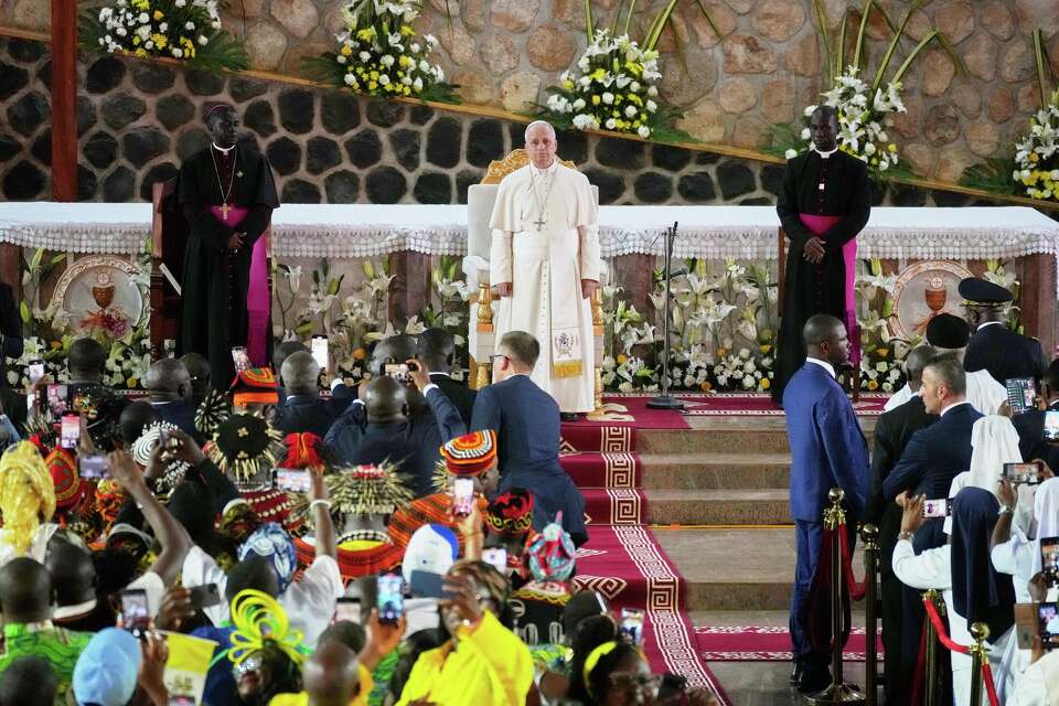 El papa arremete en Camerún contra los “tiranos” que devastan la Tierra ...