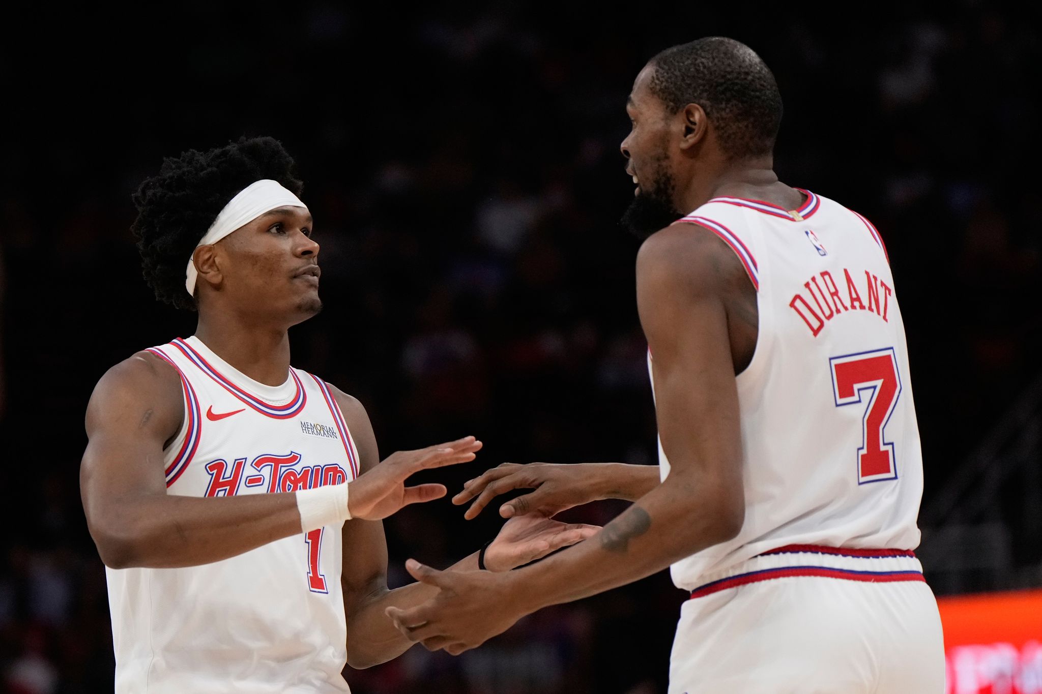 Kevin Durant returns to the playoffs, leading the Rockets into a 1st ...
