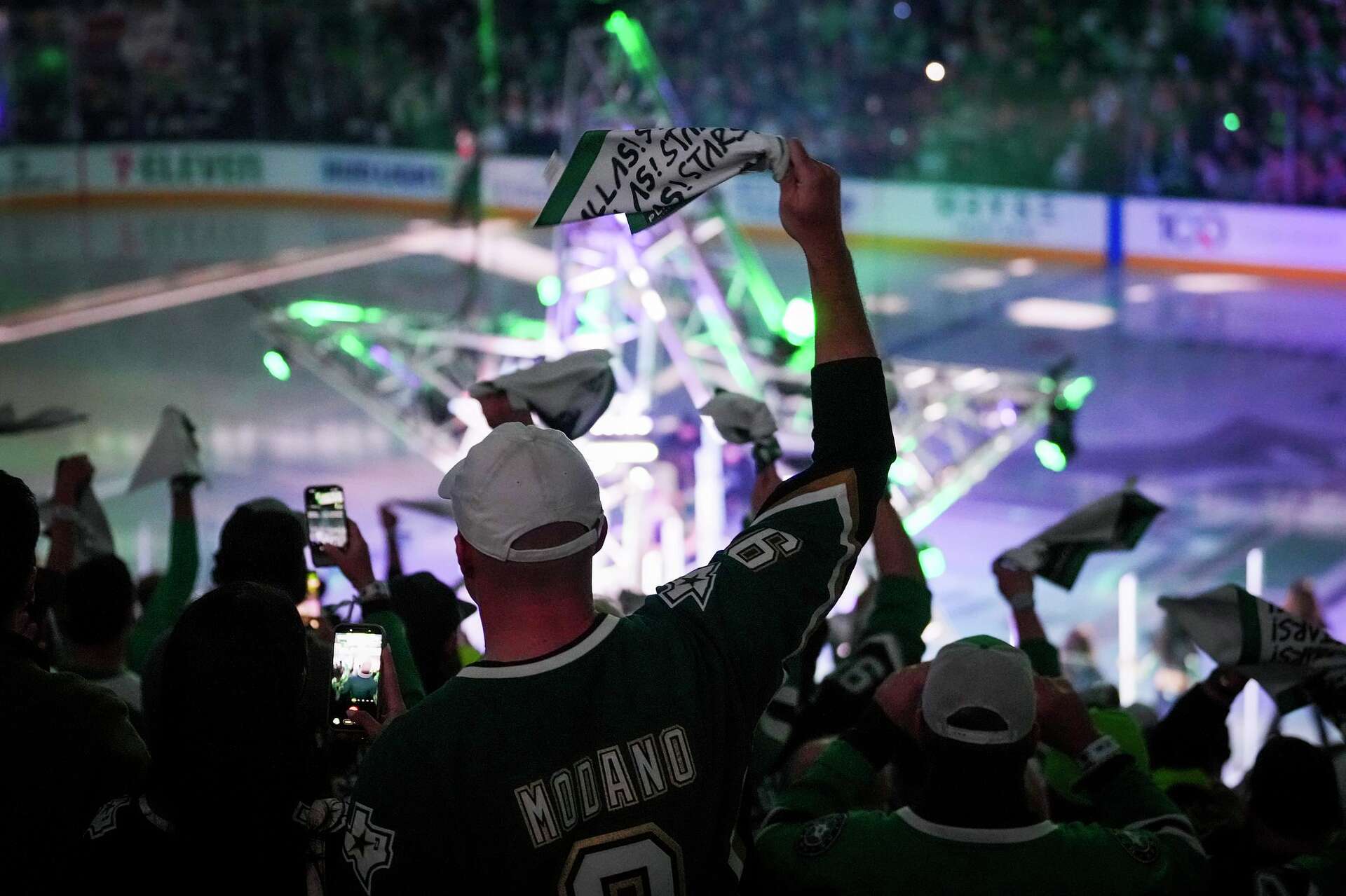 Don't overlook Stars goalie Jake Oettinger's Game 2 early heroics