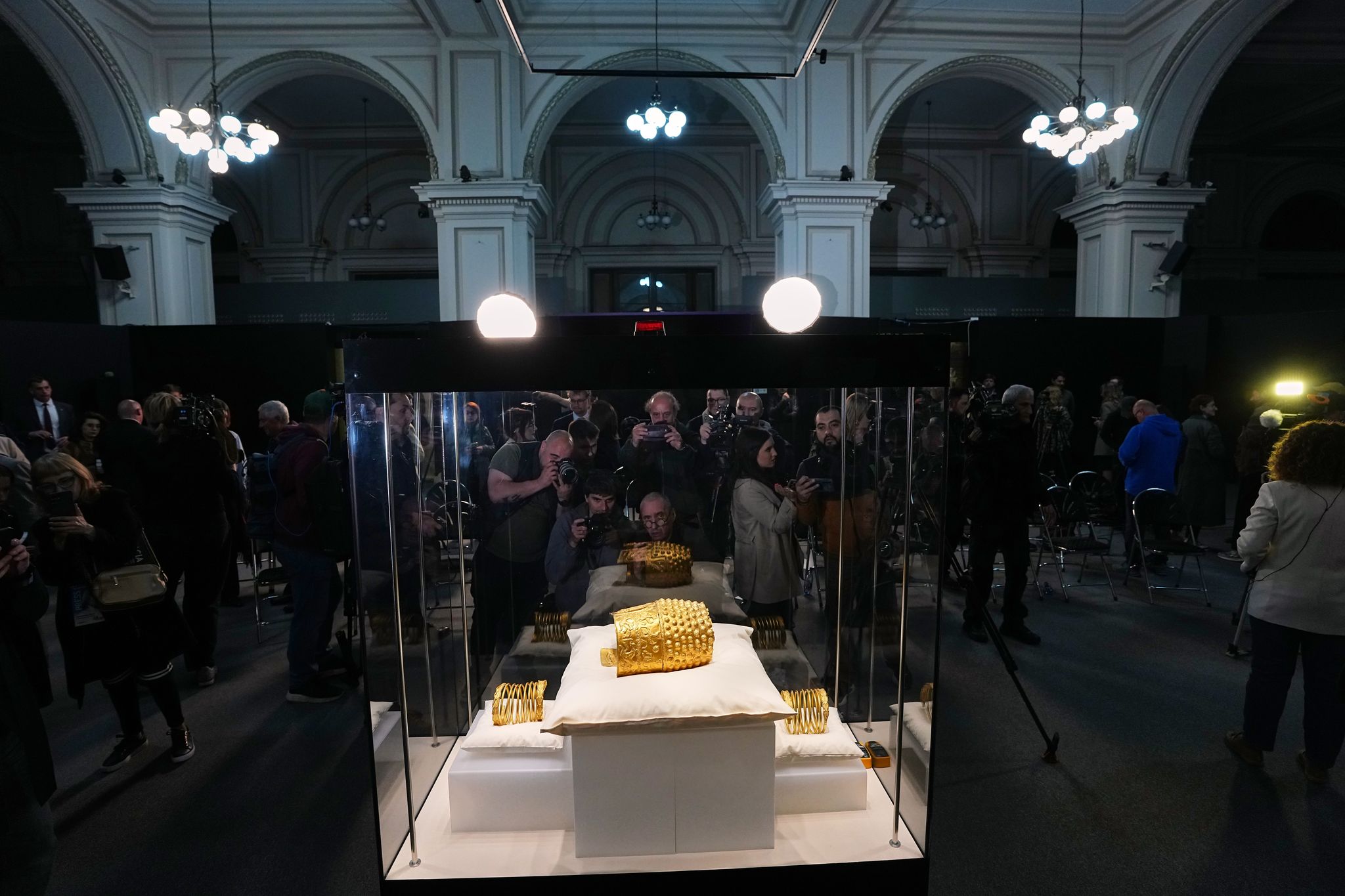 Priceless 2,500-year-old golden helmet returned to Romania after Dutch ...