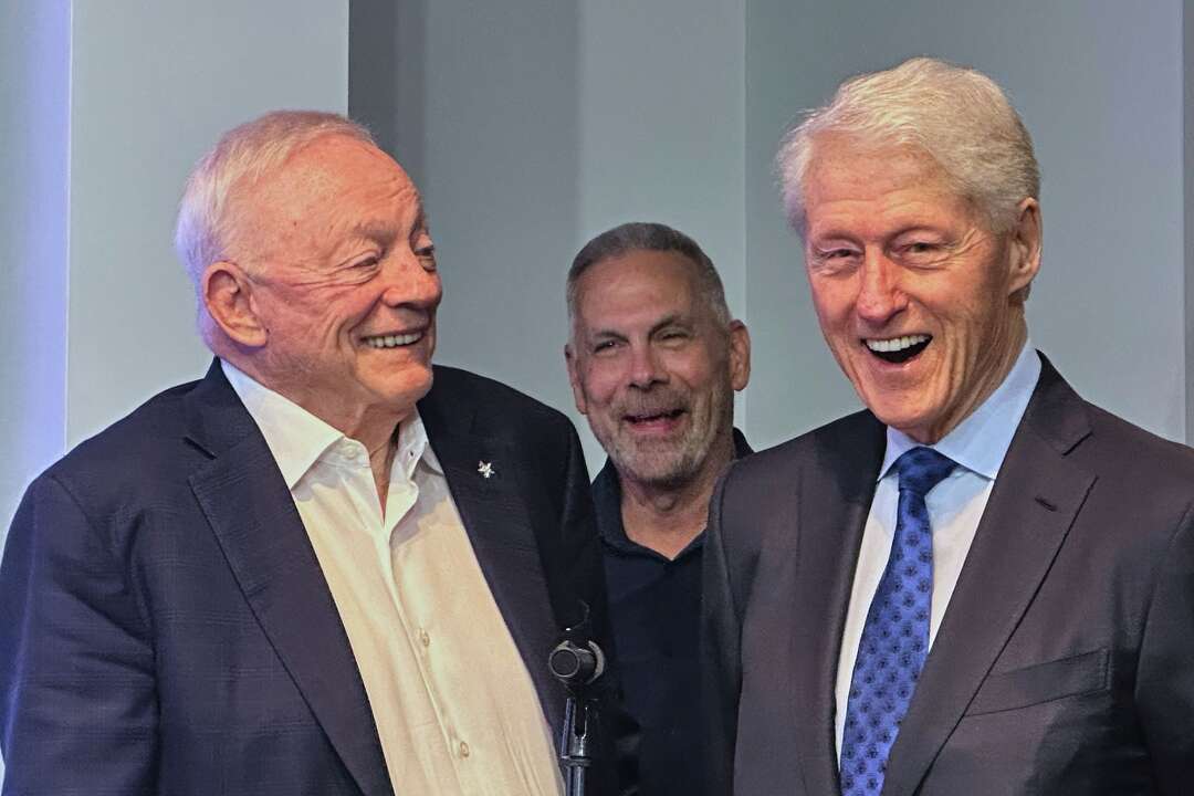 Jerry Jones shares a moment with old friend Bill Clinton as Cowboys ...