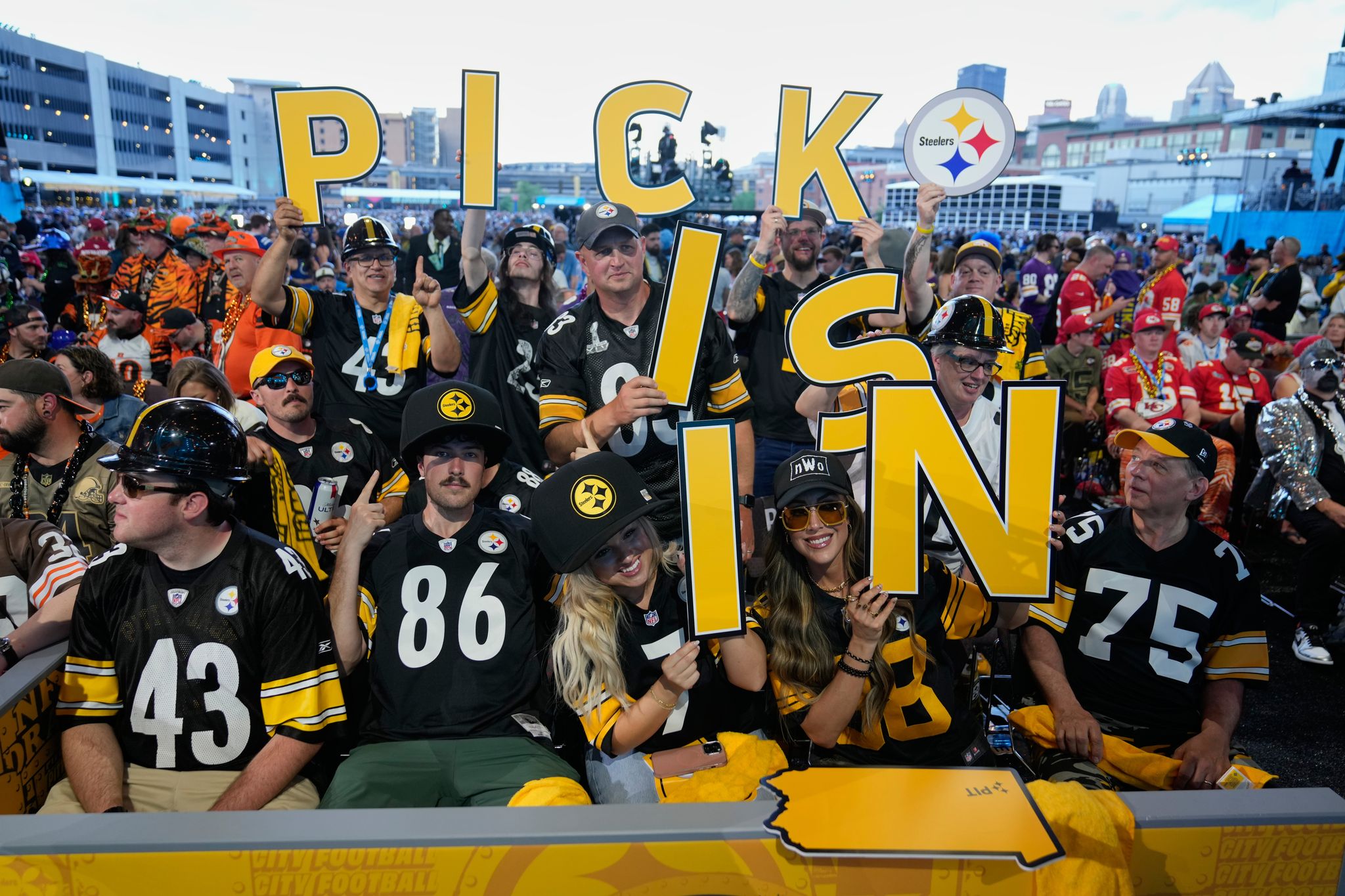 Steelers, new coach Mike McCarthy select offensive tackle Max ...