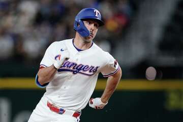 Evan Carter delivers remarkable play in Rangers' win vs Pirates