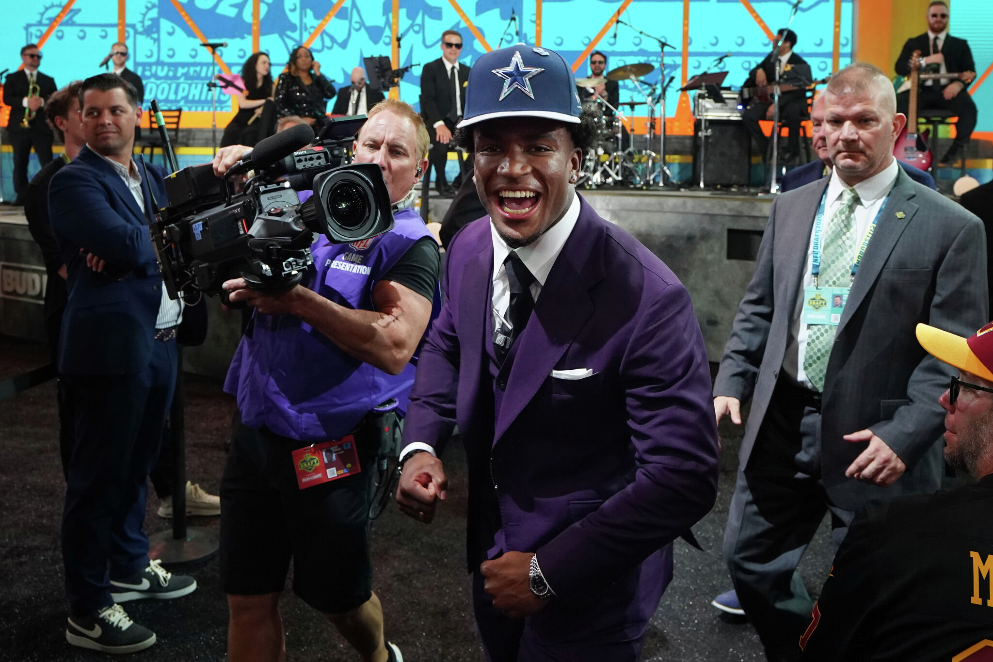 NFL draft: Cowboys trade up, Texas Tech edge David Bailey goes No. 2