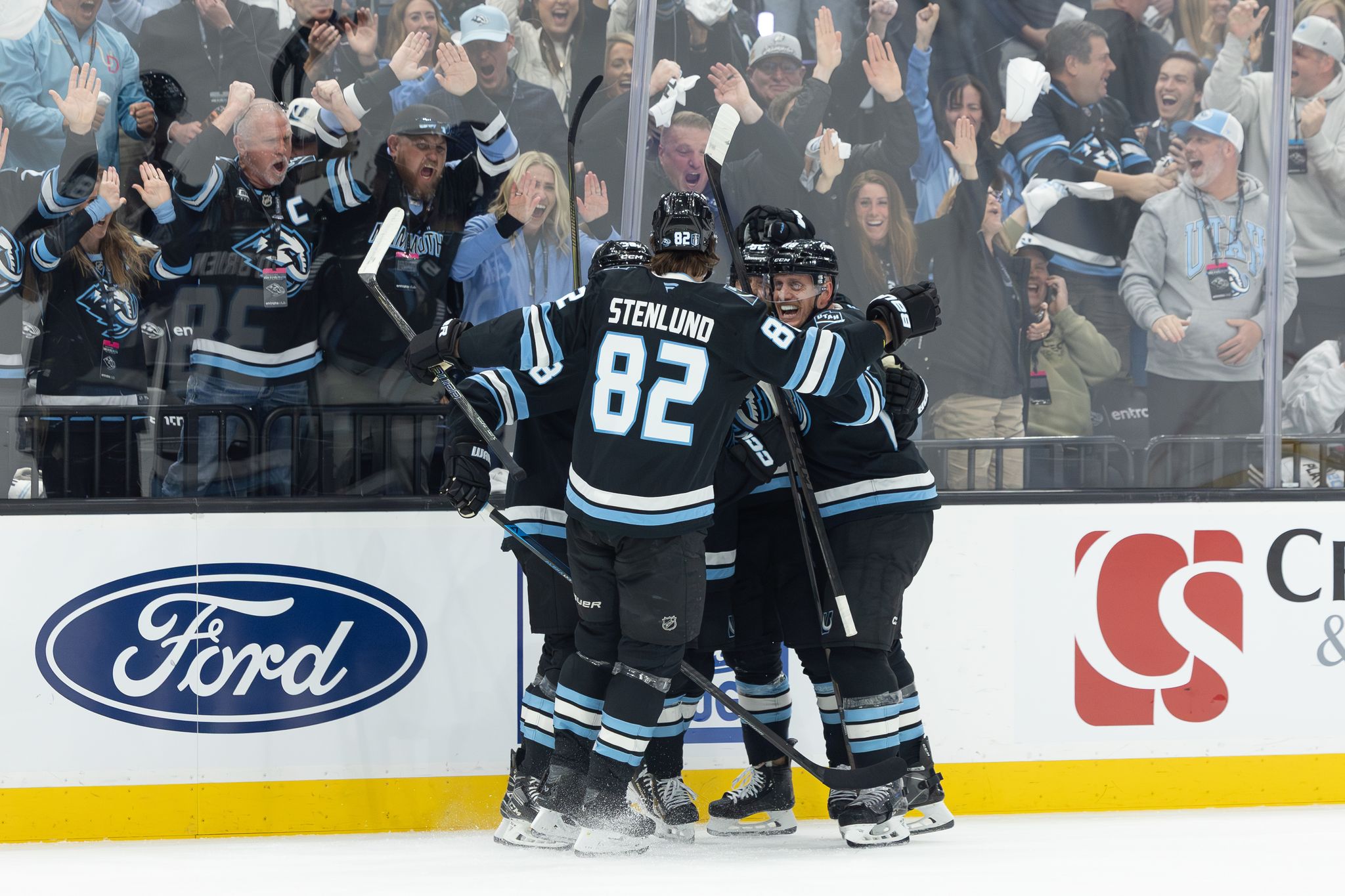 Mammoth win the first NHL playoff game in Utah, beating Vegas 4-2 for 2 ...