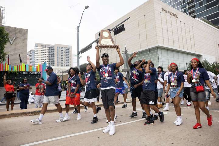 Dallas ISD celebrates basketball dominance with Victory Park parade