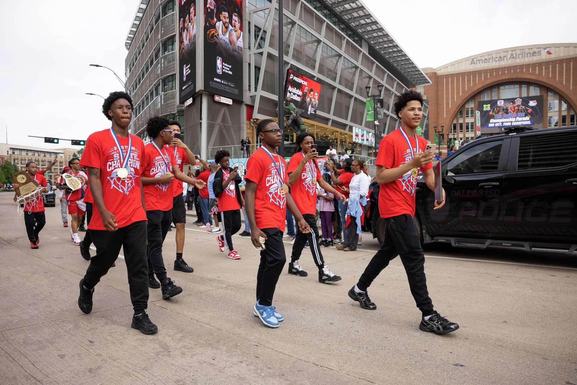 Dallas ISD celebrates basketball dominance with Victory Park parade