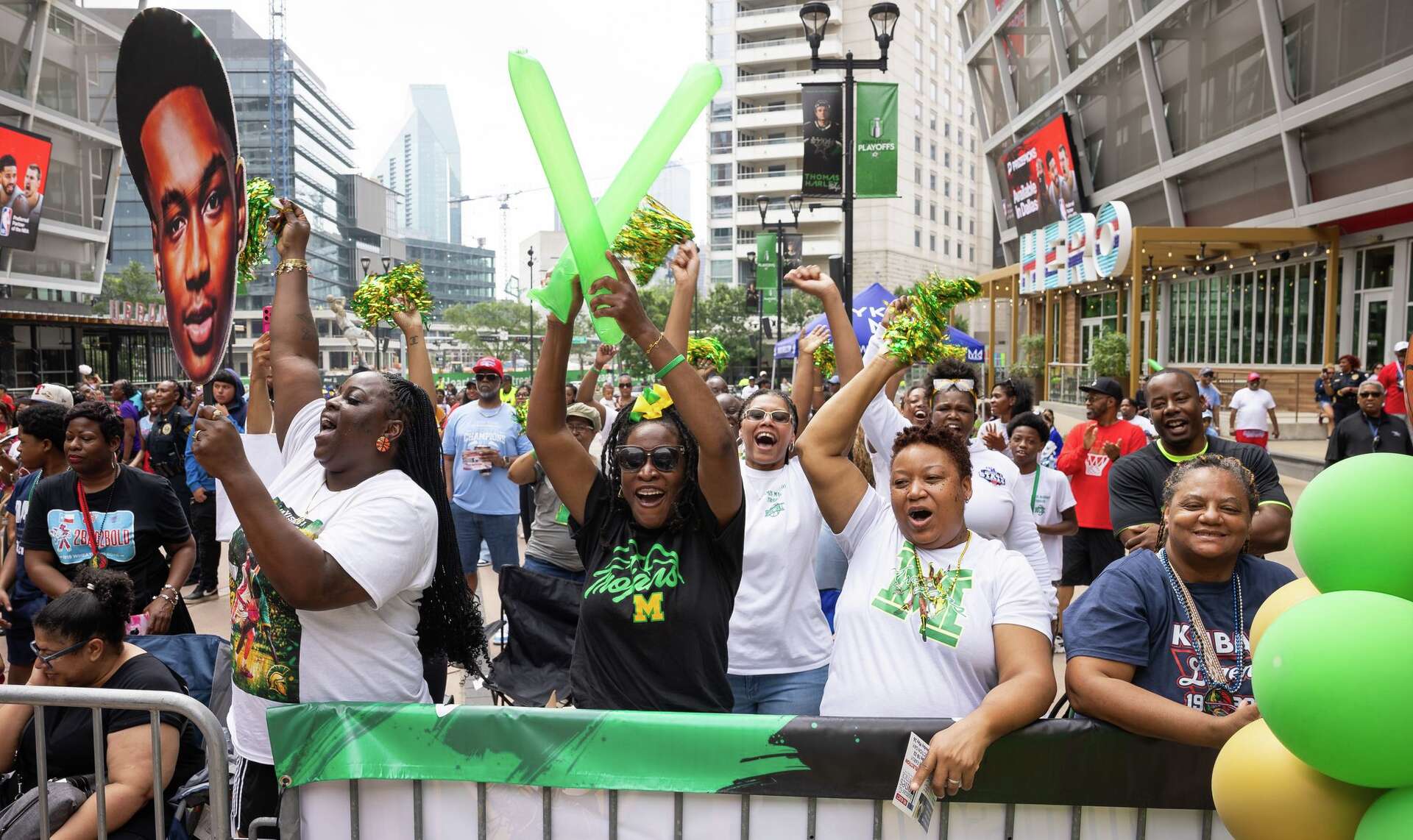 Dallas ISD celebrates basketball dominance with Victory Park parade