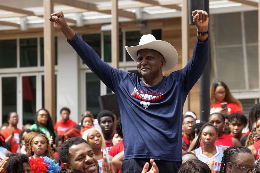 Dallas ISD celebrates basketball dominance with Victory Park parade