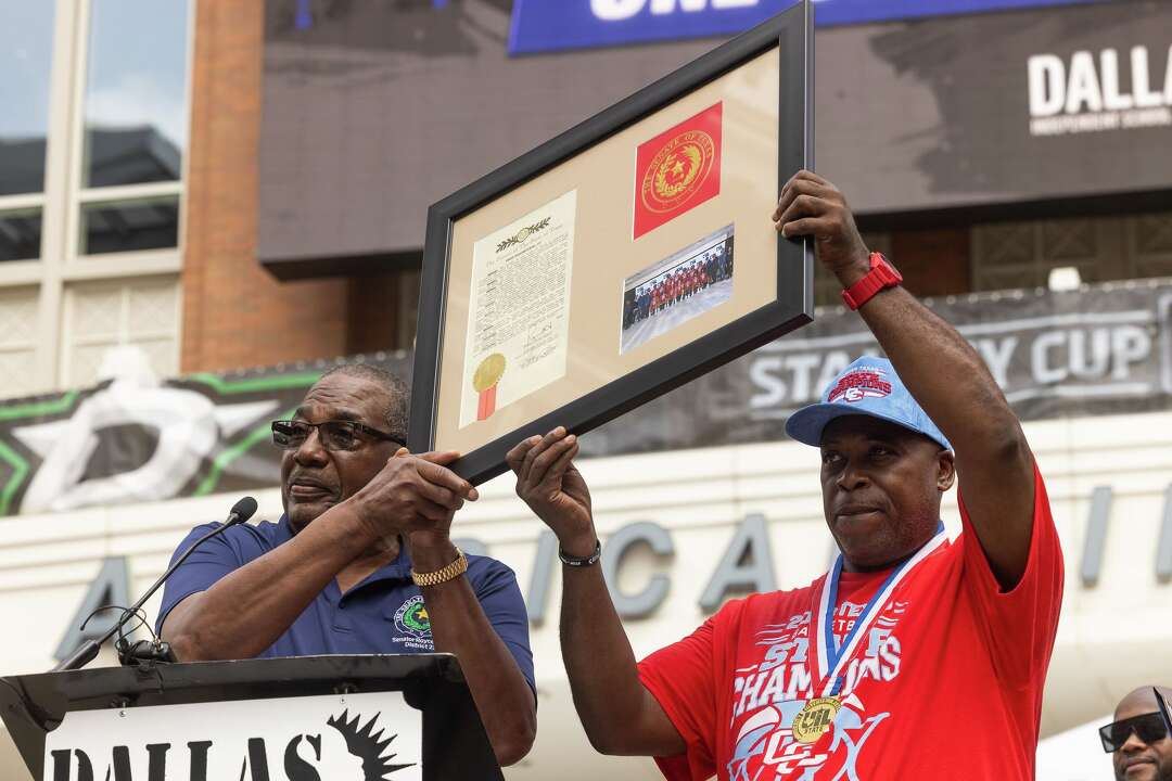 Dallas ISD celebrates basketball dominance with Victory Park parade