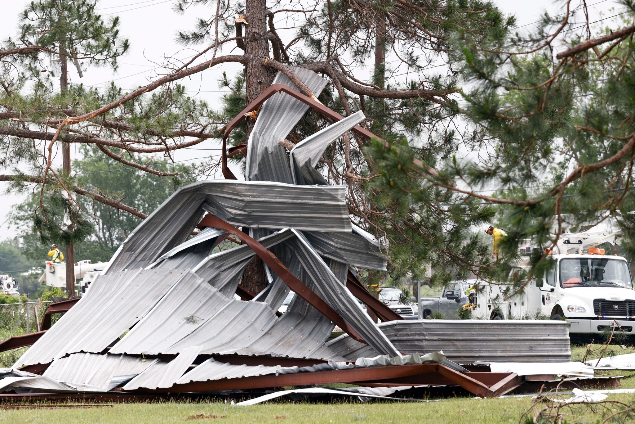 Fast-moving storms batter the Midwest, flooding streets and stranding ...