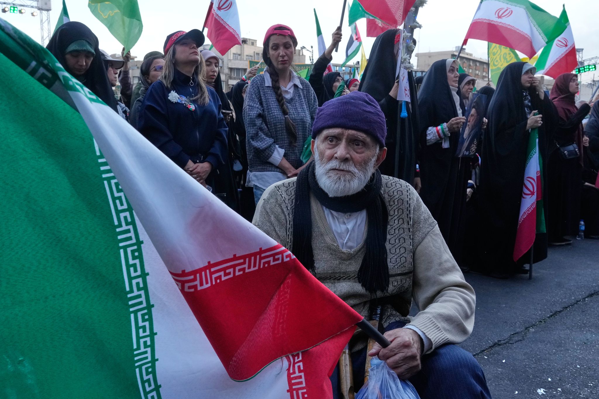 Iran's rial currency hits record low as a shaky ceasefire with the US ...