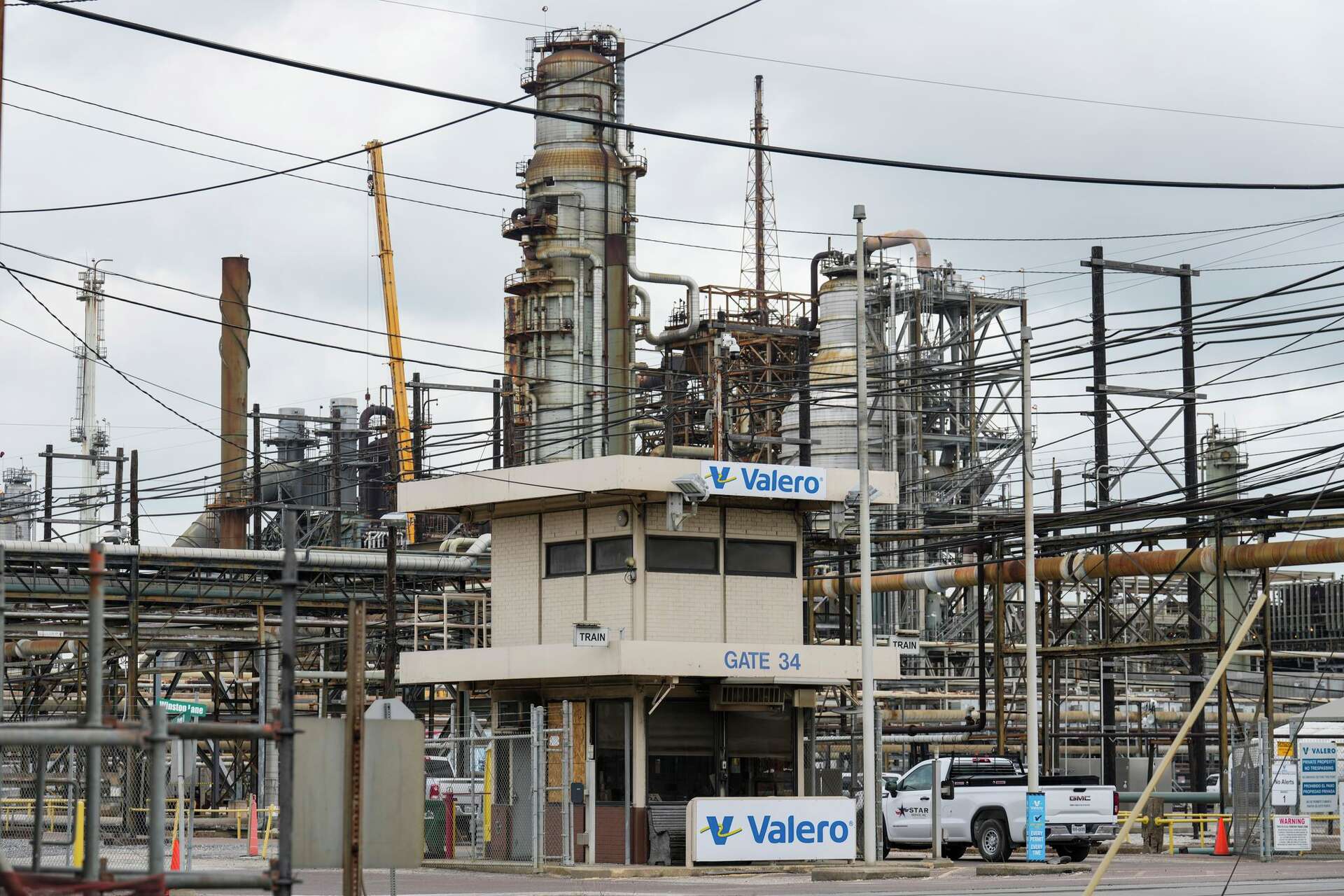 Global conflict, Venezuela oil boost Valero’s bottom line