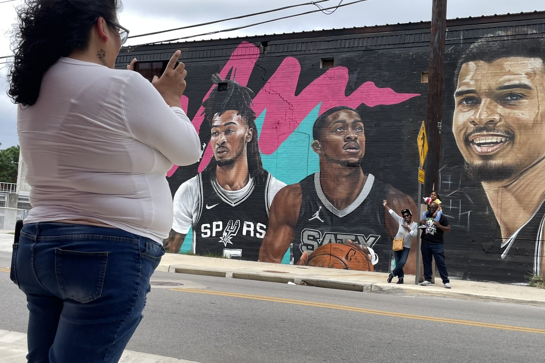 Spurs mural in downtown San Antonio draws fans for photos