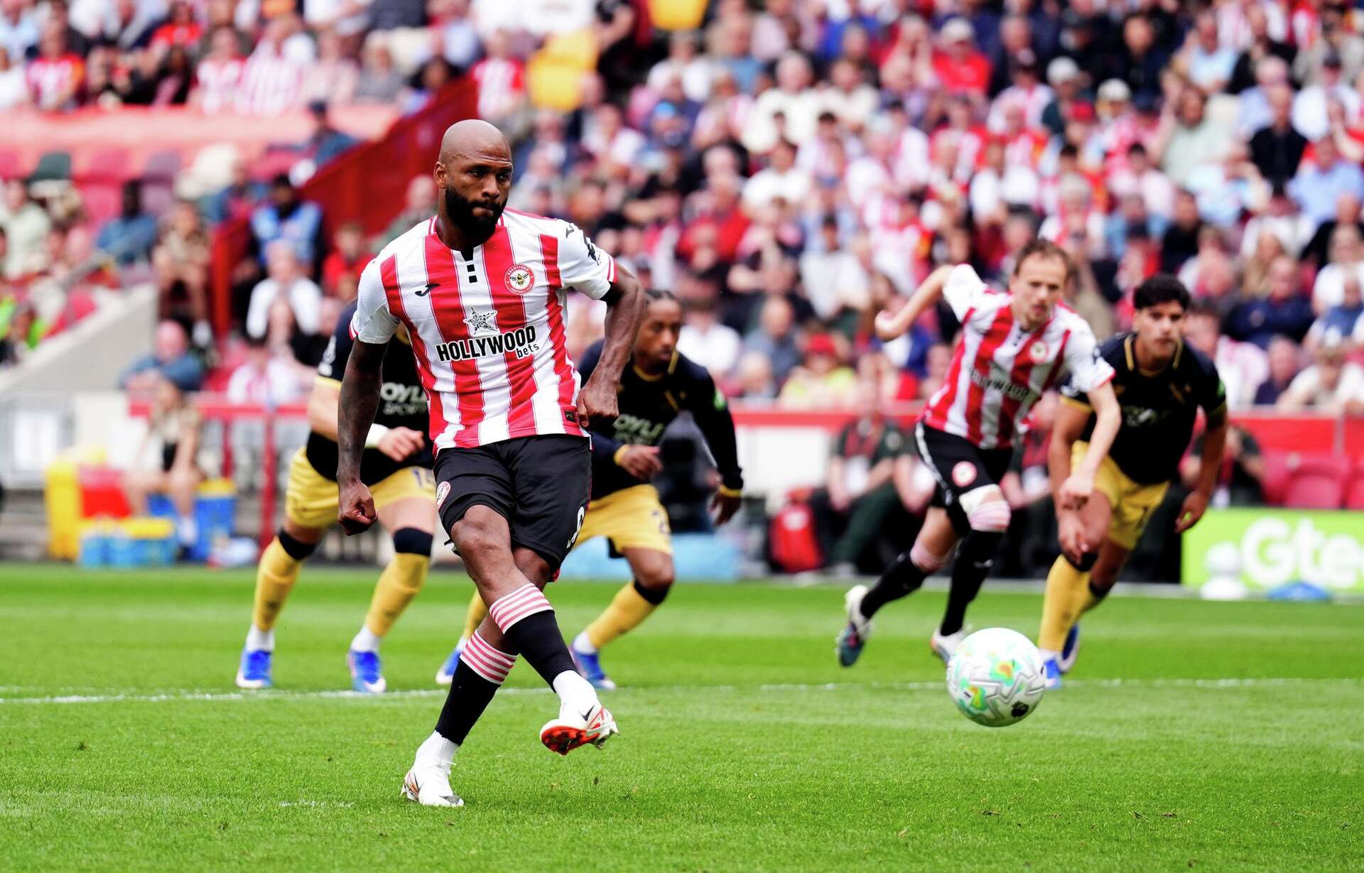 Arsenal opens up 6-point lead in Premier League title race to pile ...