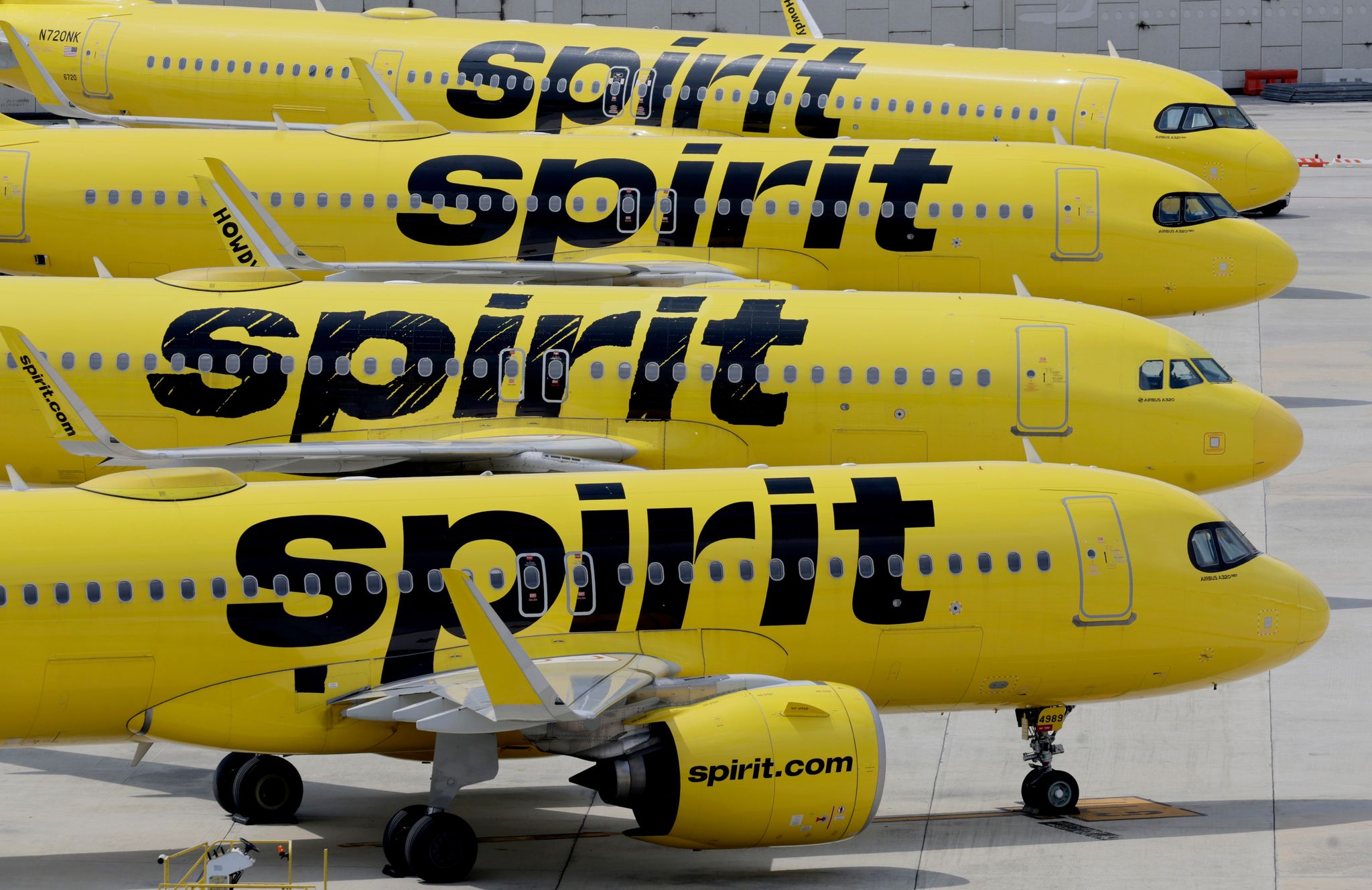 Spirit Airlines shuts down as company says it can't keep up with higher ...