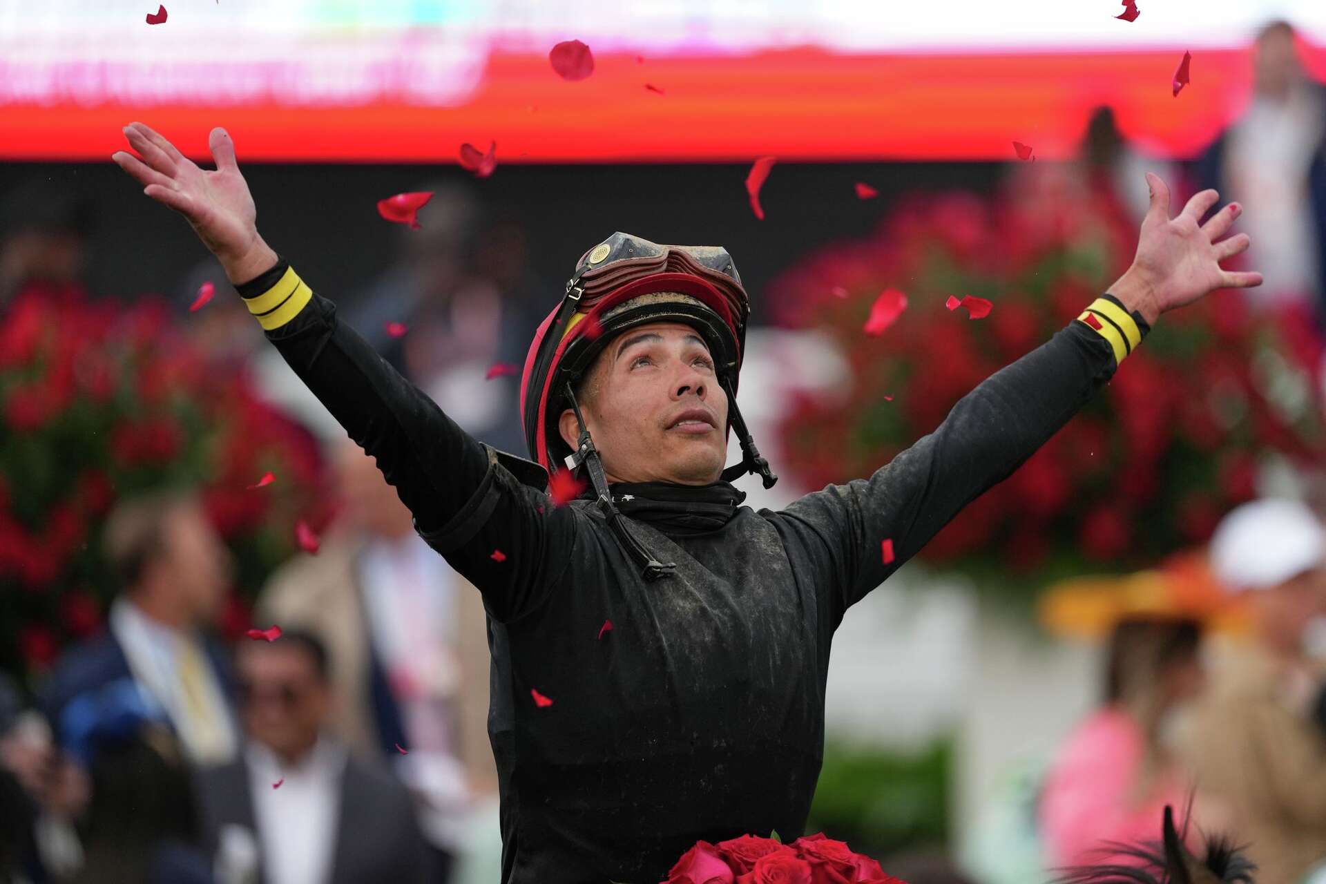 Jockey Jose Ortiz comes from last to pass brother Irad and win Kentucky ...