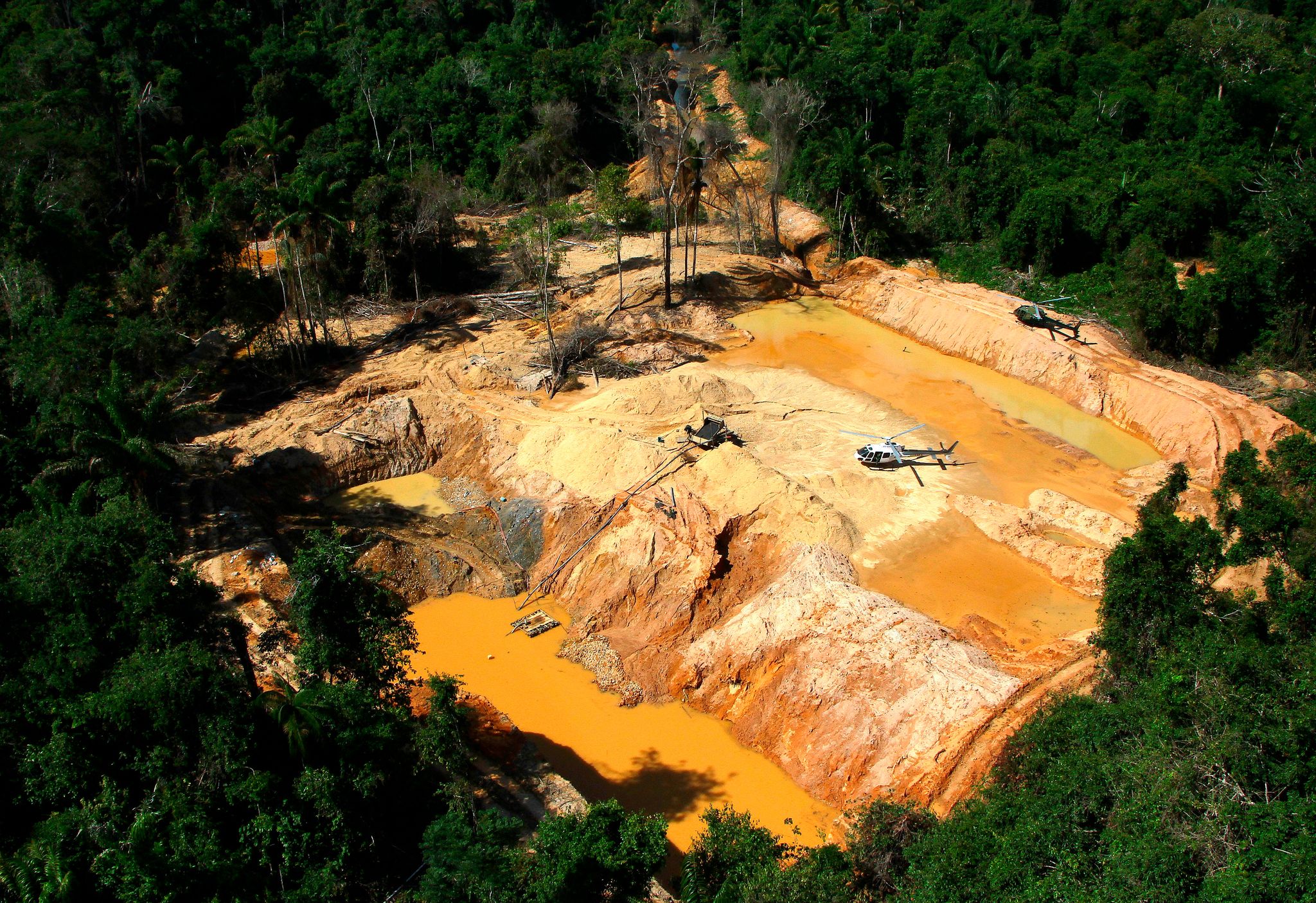 Aumento de los precios del oro impulsa minería ilegal en la Amazonia de ...