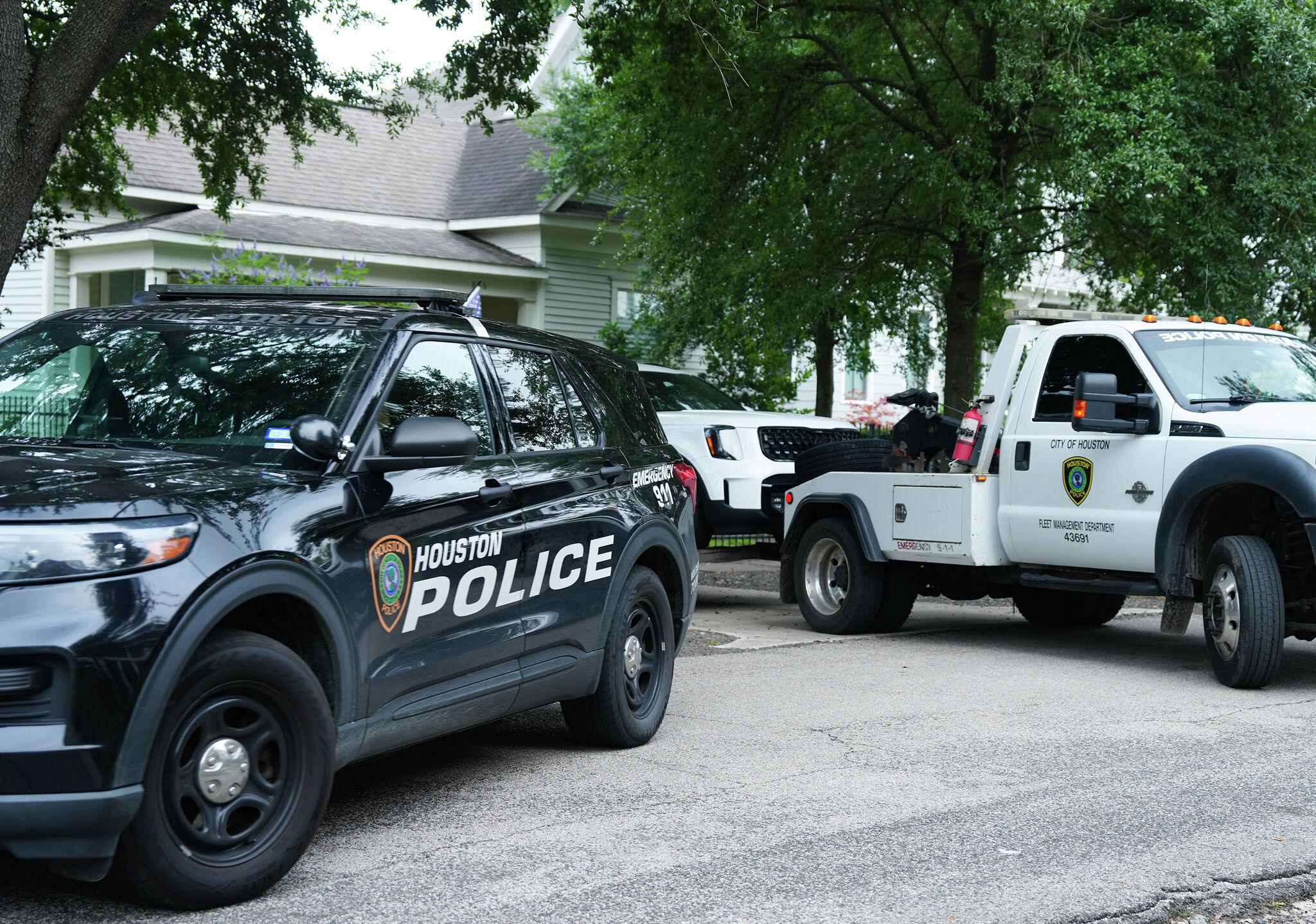 Officials search Lee Gilley's home, who fled the U.S. to avoid trial