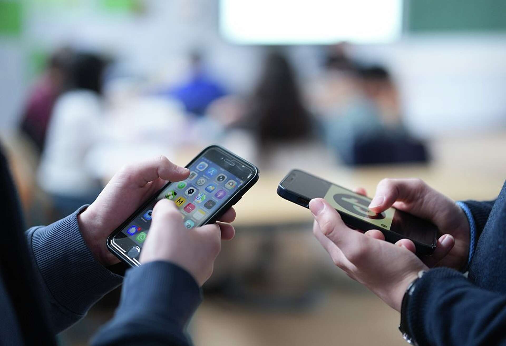 Why a plan to ban cellphones in all Connecticut schools fell apart