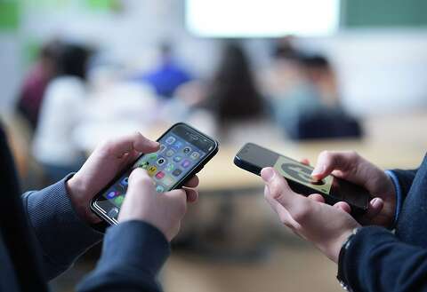 Why a plan to ban cellphones in all Connecticut schools fell apart