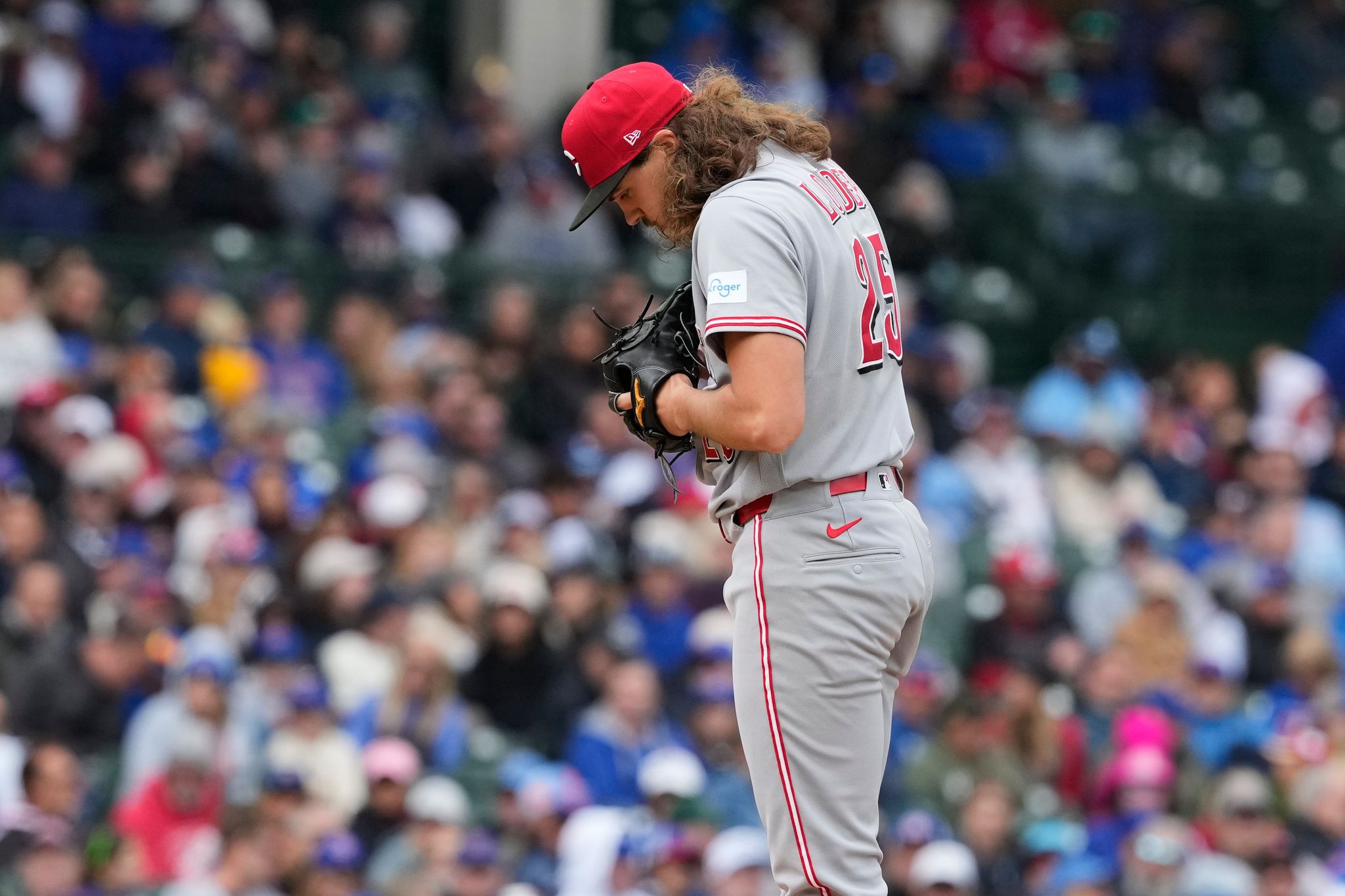 Cincinnati Reds starter Rhett Lowder exits with right shoulder ...