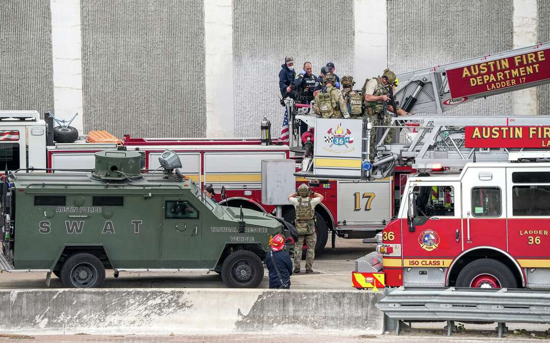 Suspect in custody after police shut down Texas 71 in Austin