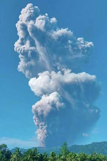 Indonesian rescuers find 1 body after volcano eruption as search ...