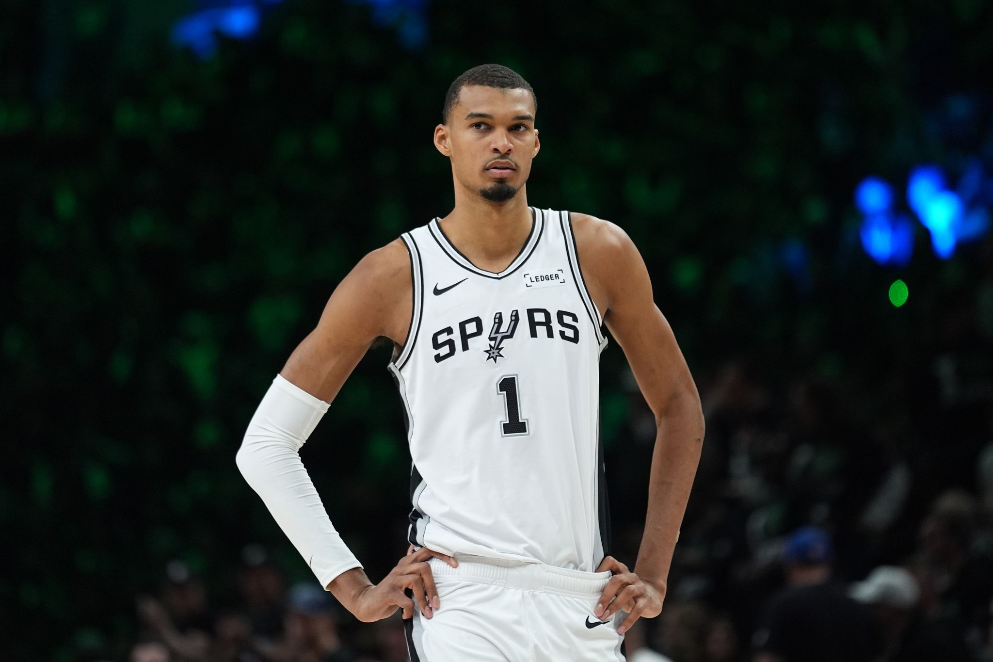 Wembanyama gives the Spurs another gem in a 115-108 win over the T ...