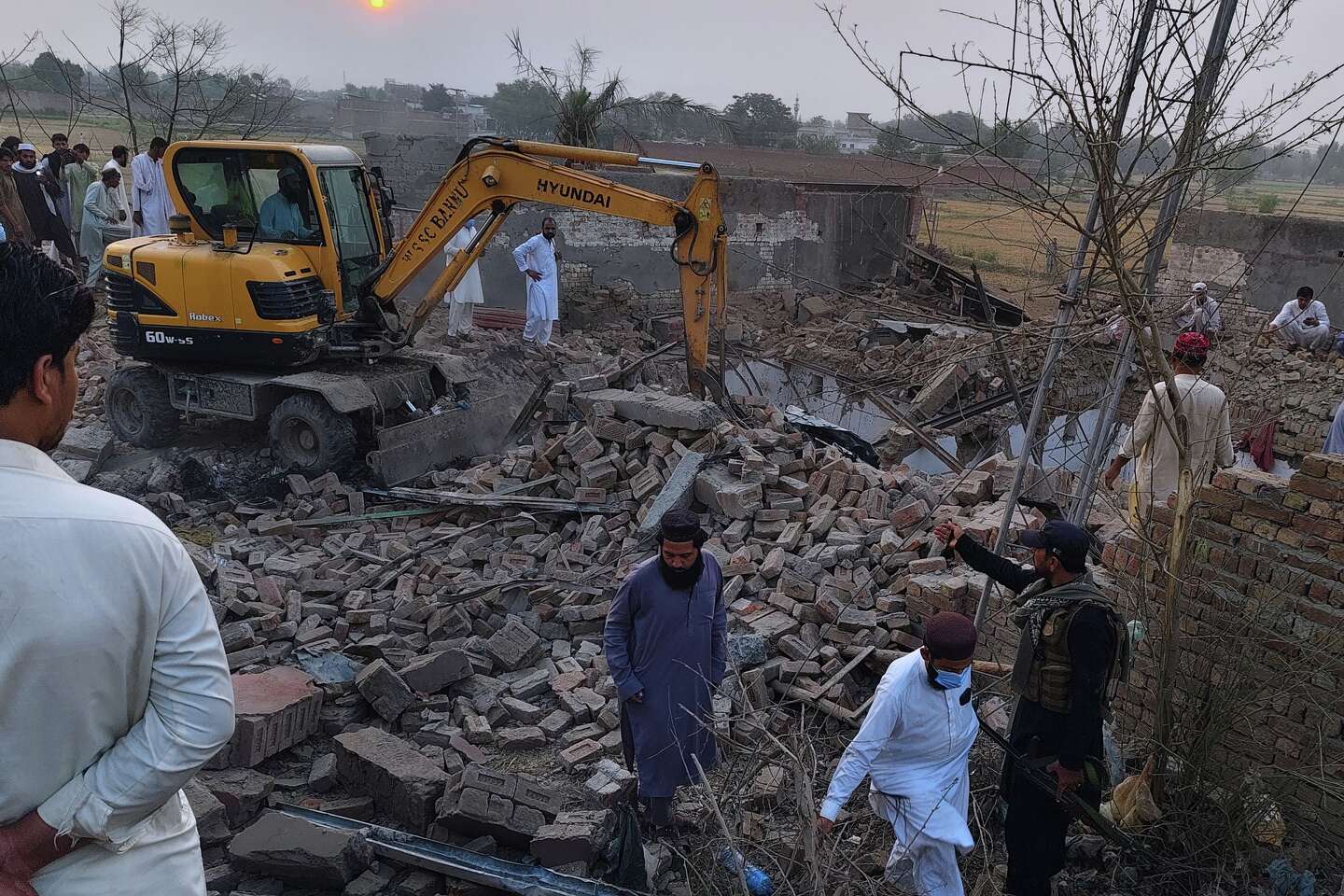 Death toll rises to 14 in Pakistan suicide attack. Pakistan Taliban ...