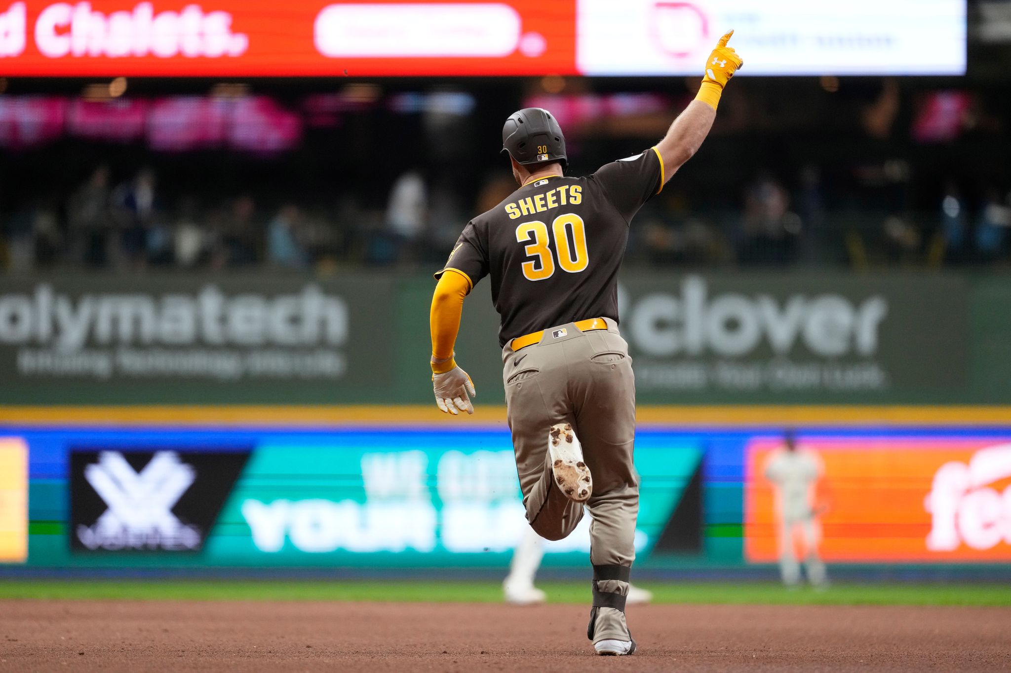 Sheets' 3-run homer in 9th lifts Padres over Brewers 3-1 after another ...