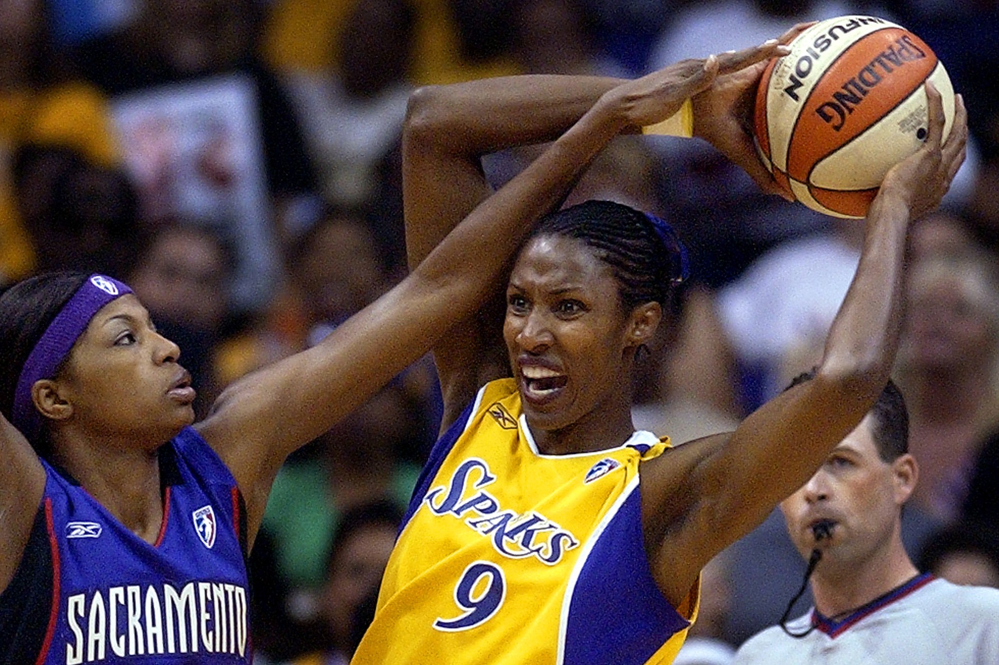 Los Angeles Sparks to honor Lisa Leslie with a statue outside Crypto ...