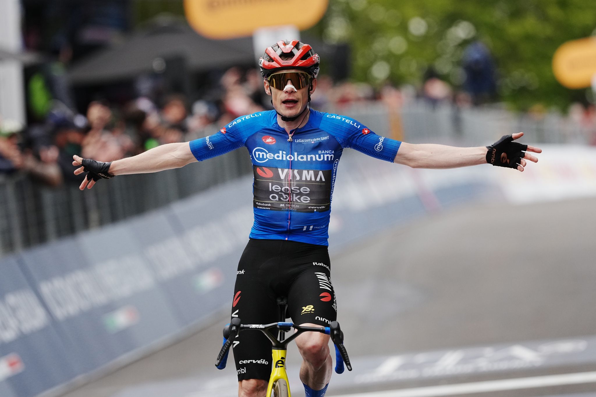 Vingegaard storms to another Giro stage win, slicing into Eulálio’s lead