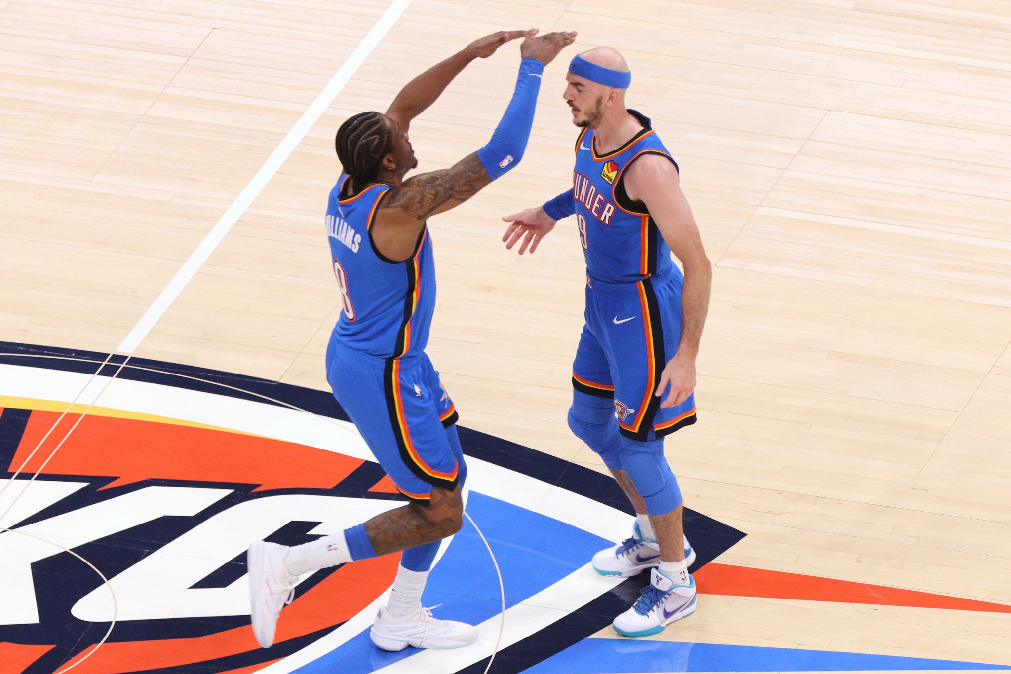 Alex Caruso's 31-point night gives Thunder a chance in Game 1