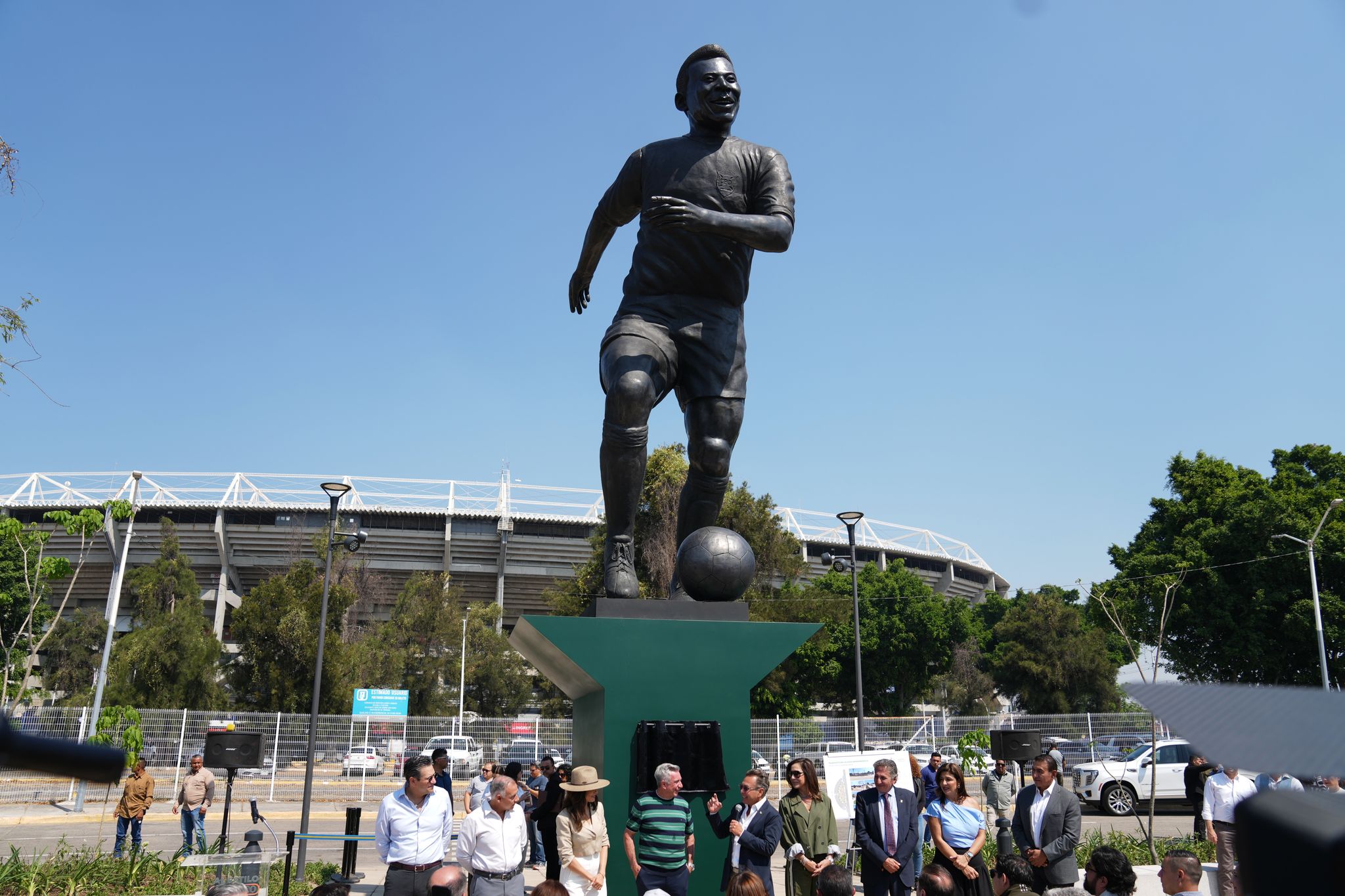 Towering statue of Pelé unveiled in Guadalajara ahead of the World Cup