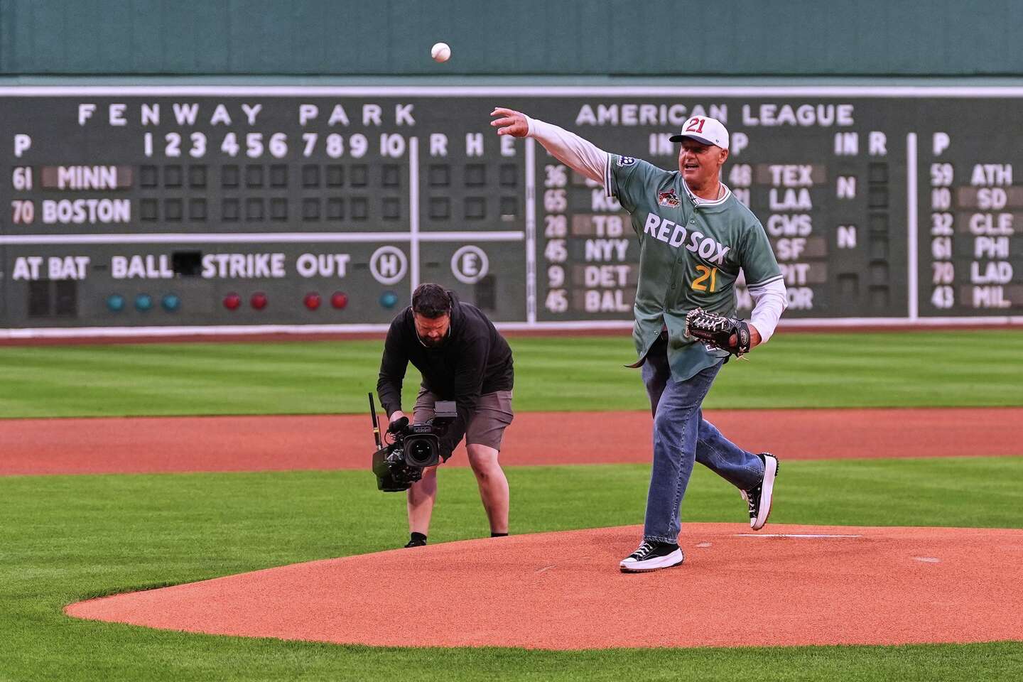 Rocket returns: Roger Clemens throws out 1st pitch to son Kody at Fenway