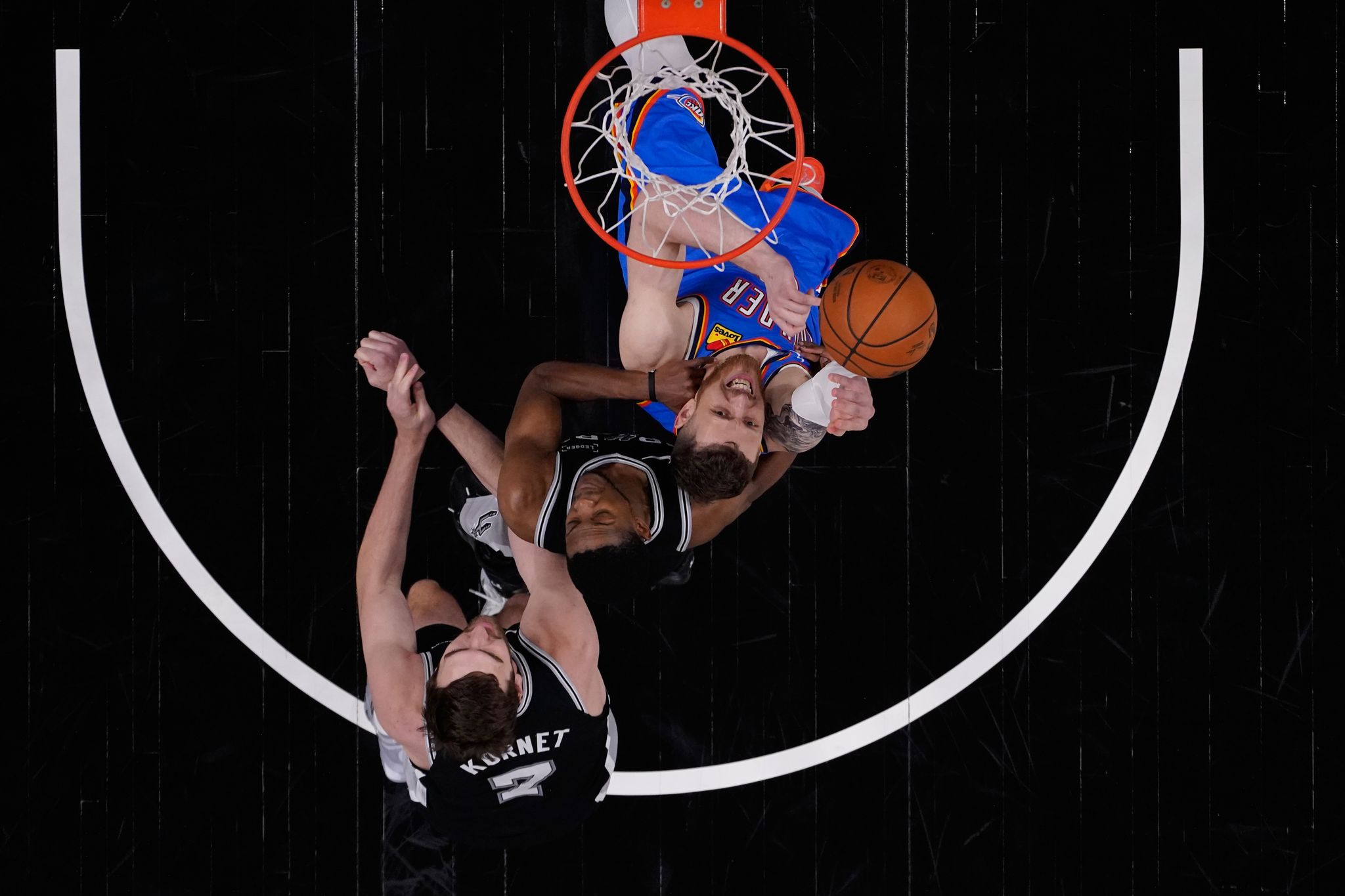 Gilgeous-Alexander y la banca llevan a Thunder a victoria ante Spurs y ...