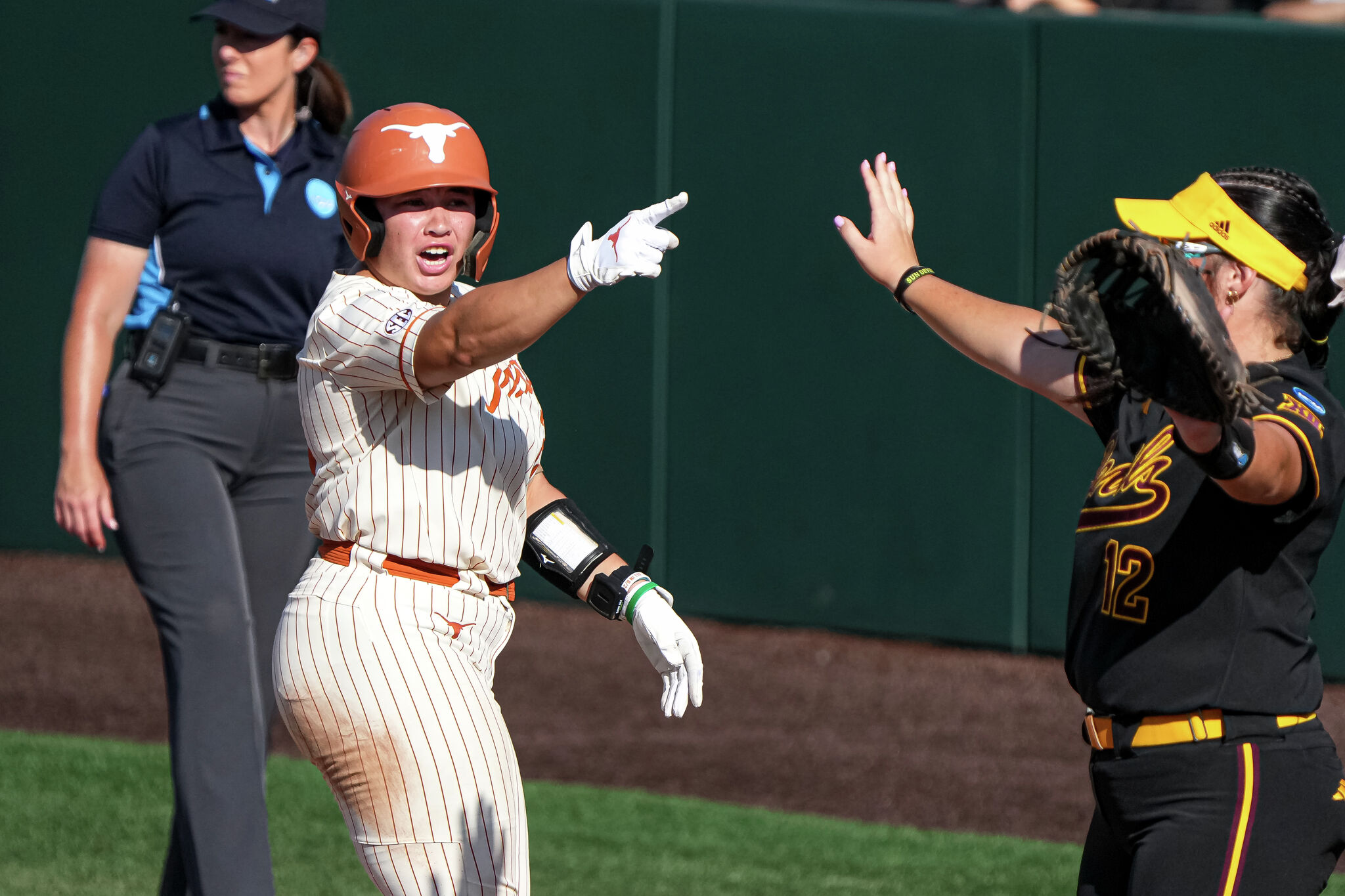 WCWS reaction: Texas Longhorns fans talk Katie Stewart HR vs Nebraska